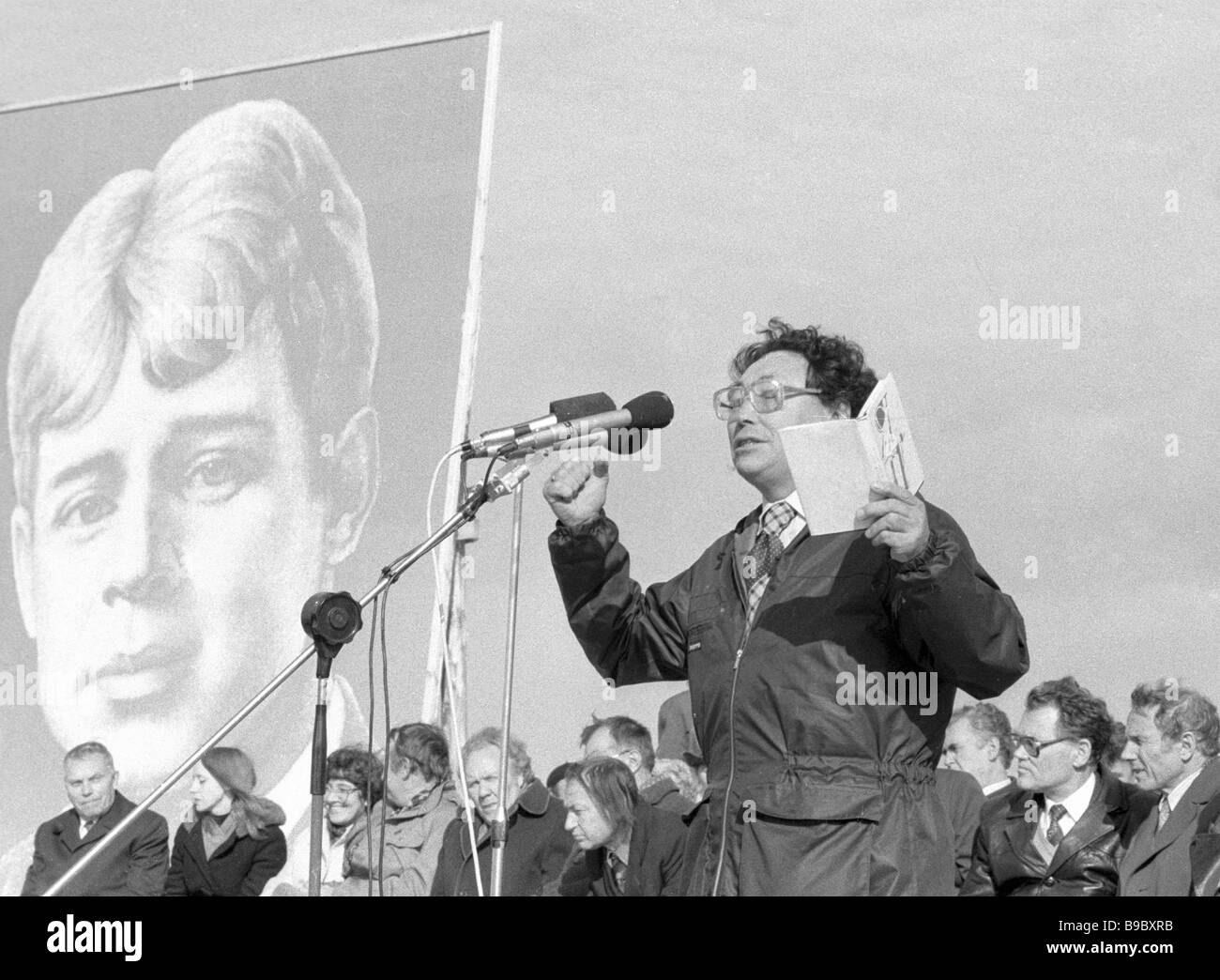 Writer Ivan Shestalov reads verses by Yesenin translated into the ...