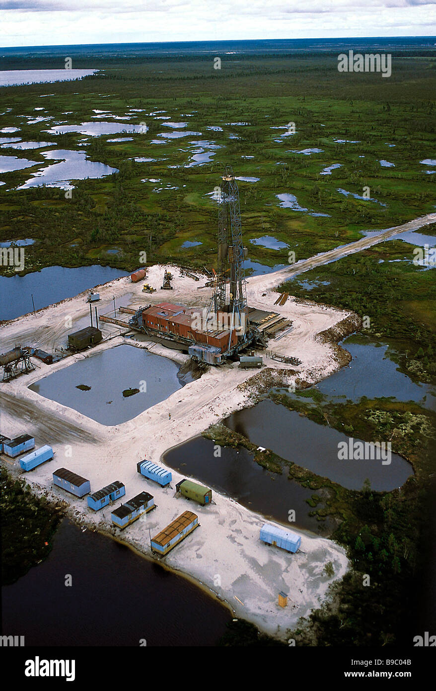An oil drilling rig in the Khanty Mansi Autonomous District Stock Photo ...