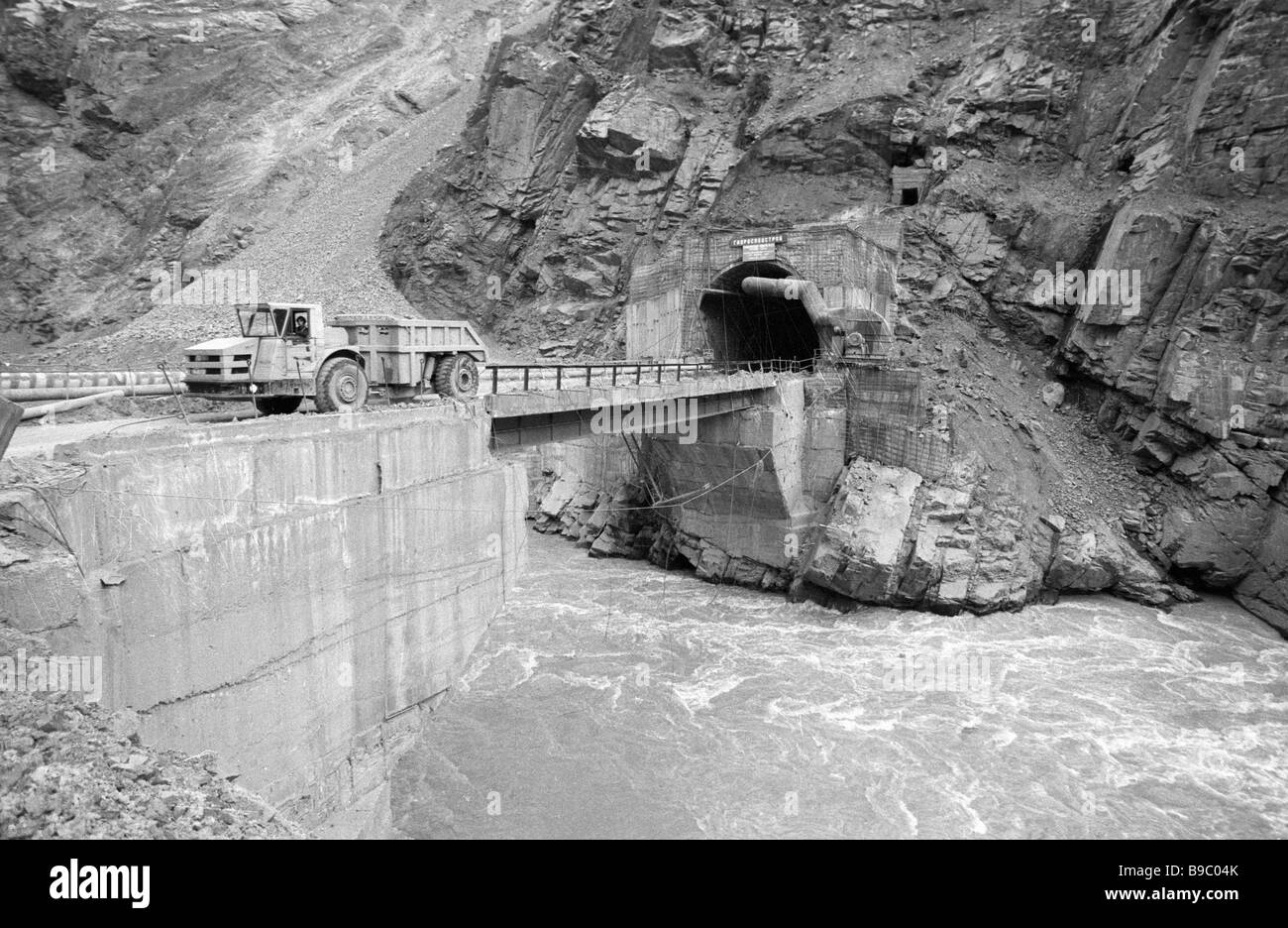 Car drives over bridge spanning the site of the projected Rogun ...