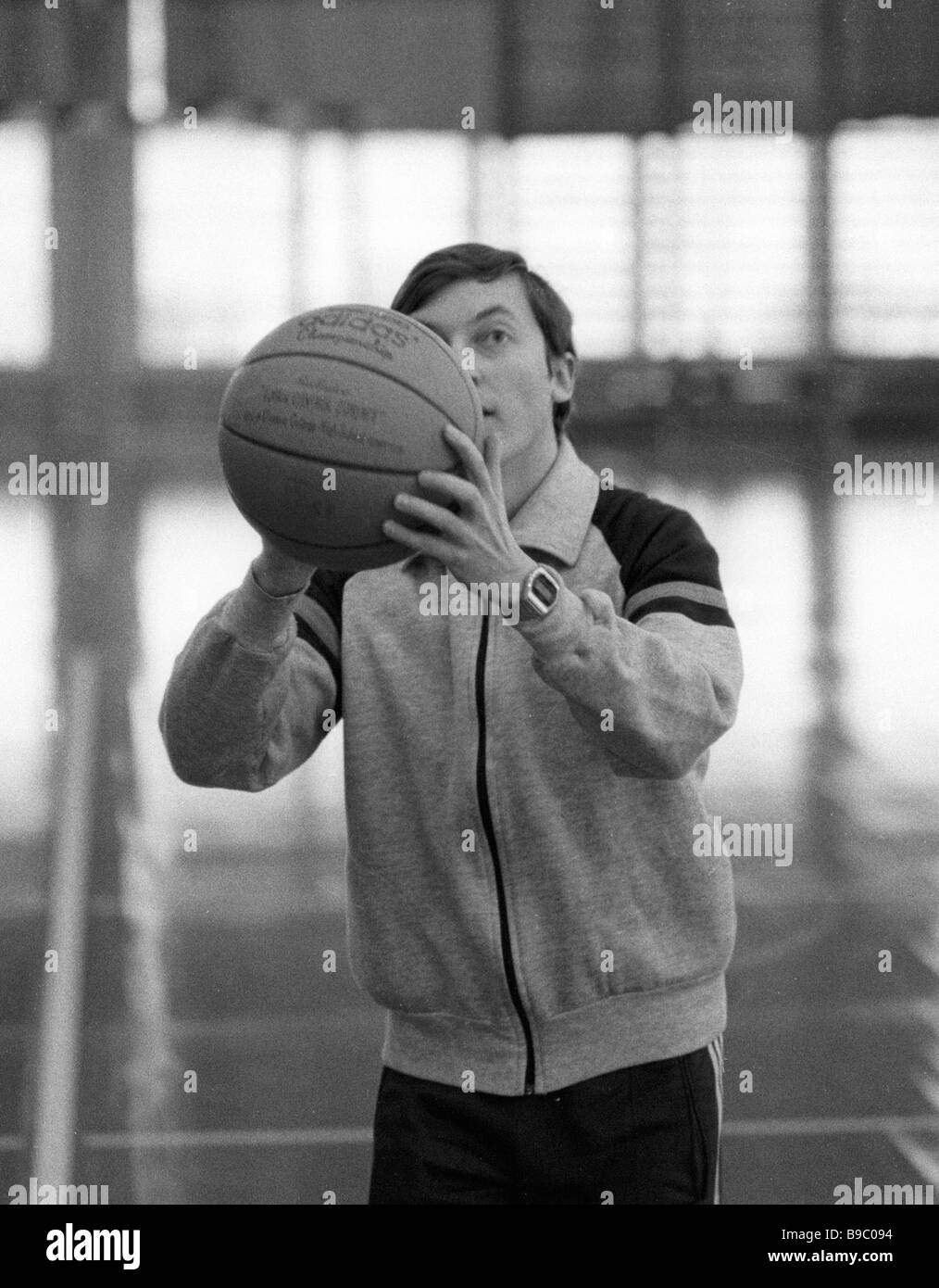 World chess champion Anatoly Karpov playing basketball Stock Photo - Alamy