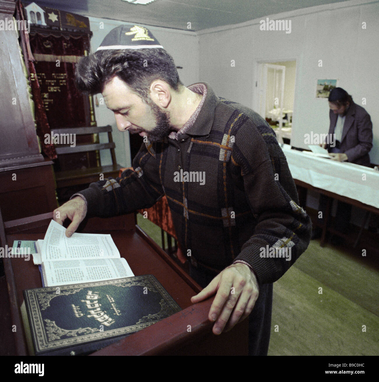 Rabbi Torah High Resolution Stock Photography and Images - Alamy