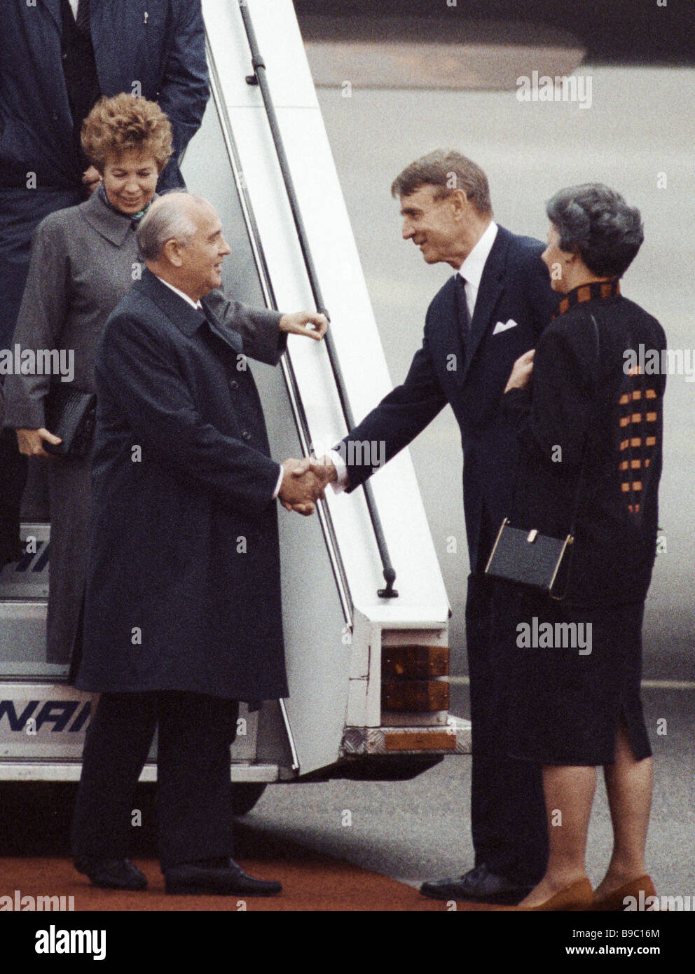Finnish President Mauno Koivisto second from right and his wife right ...