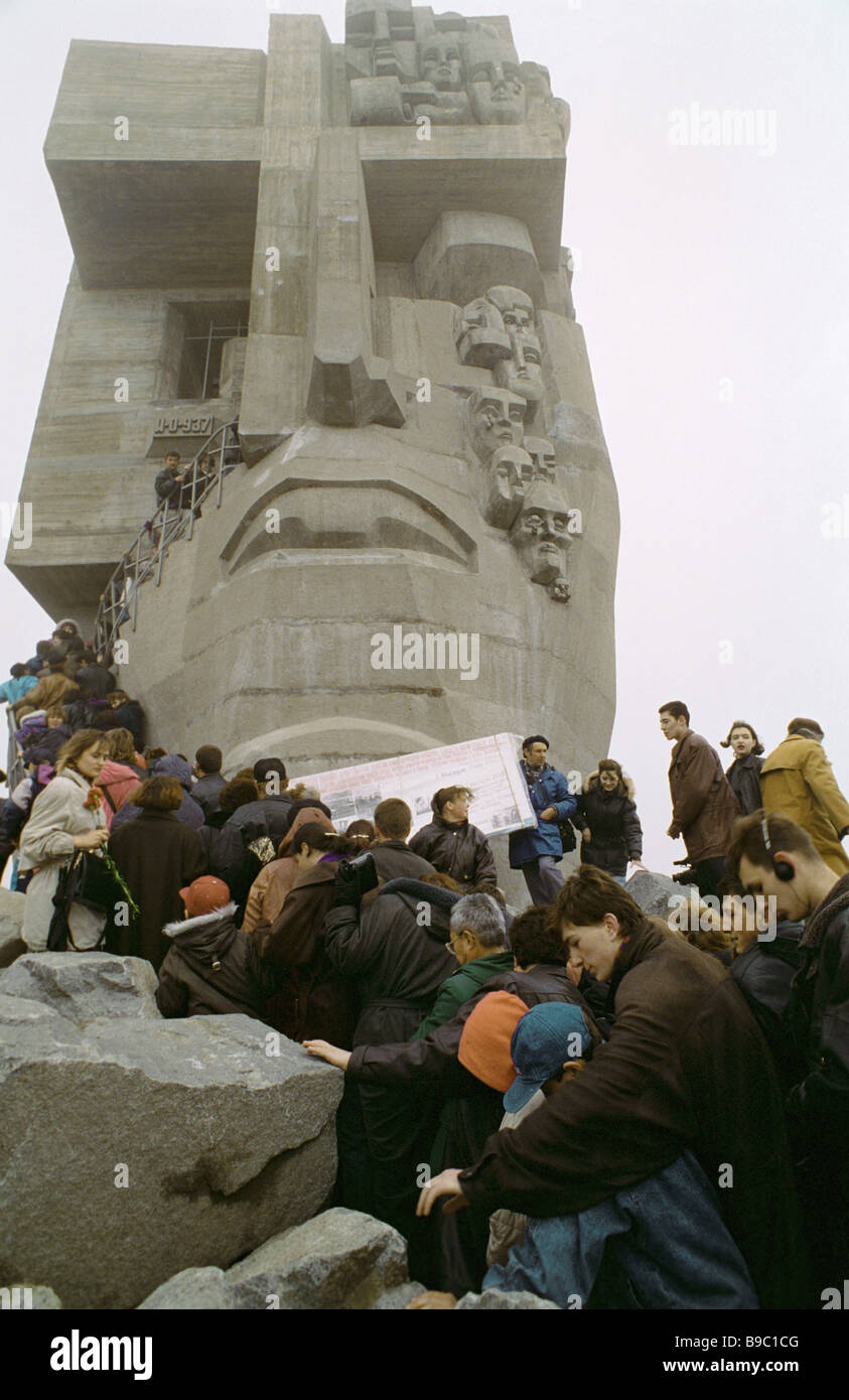 Magadan residents near Mask of Sorrow monument by Ernst Neizvestny ...