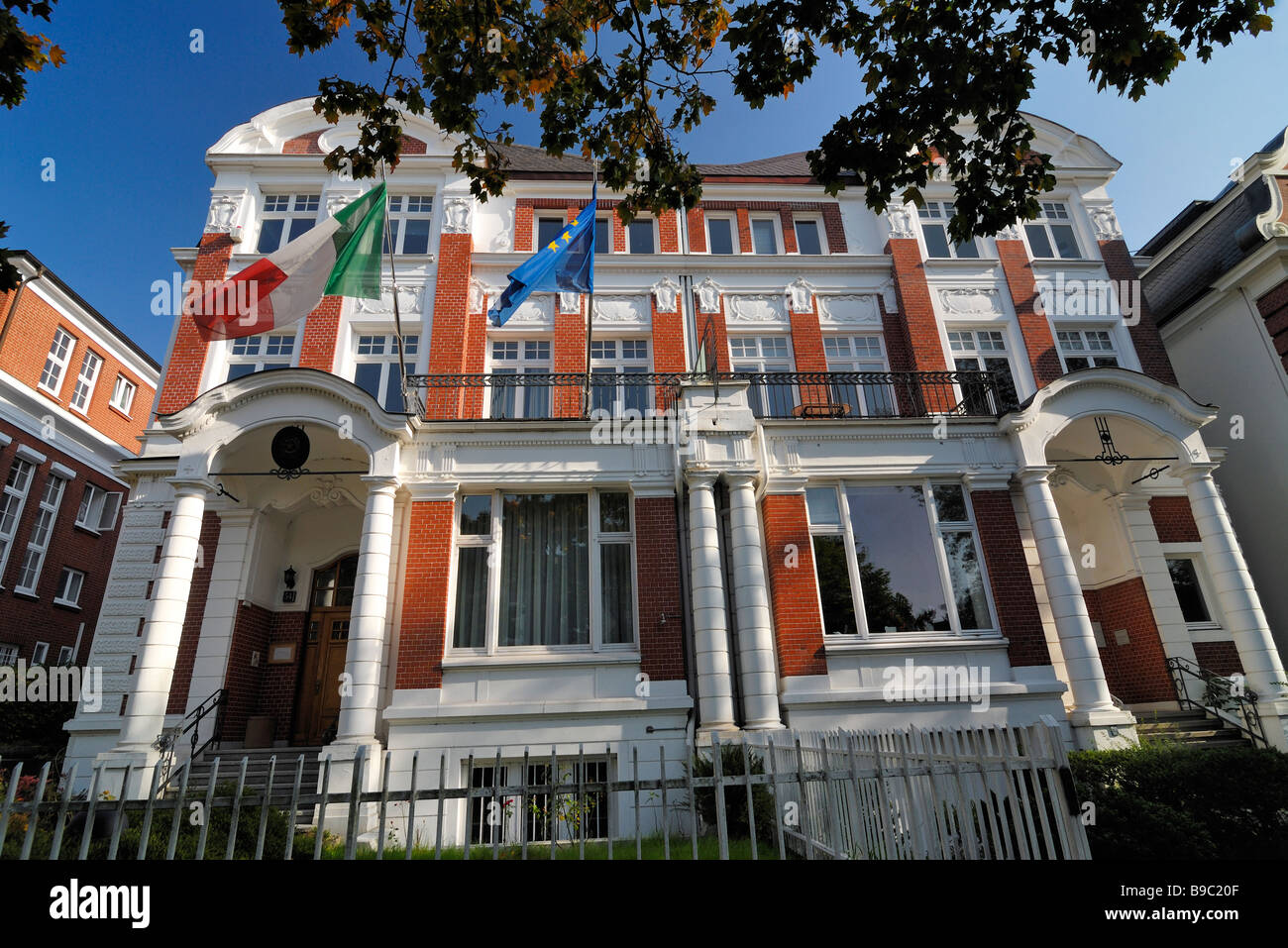 Italian consulate building hi-res stock photography and images - Alamy