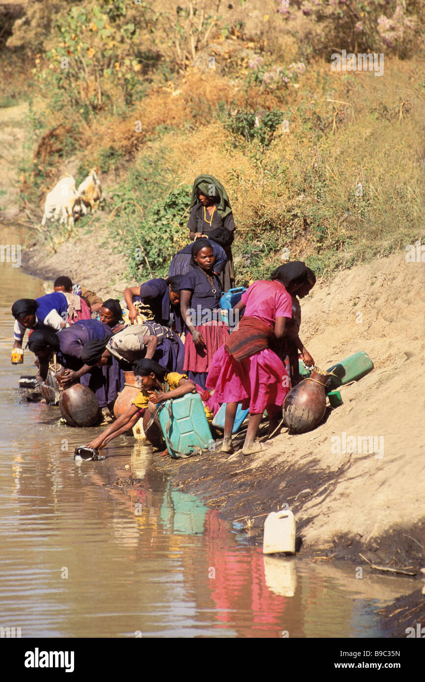 Women fetching water hi-res stock photography and images - Alamy