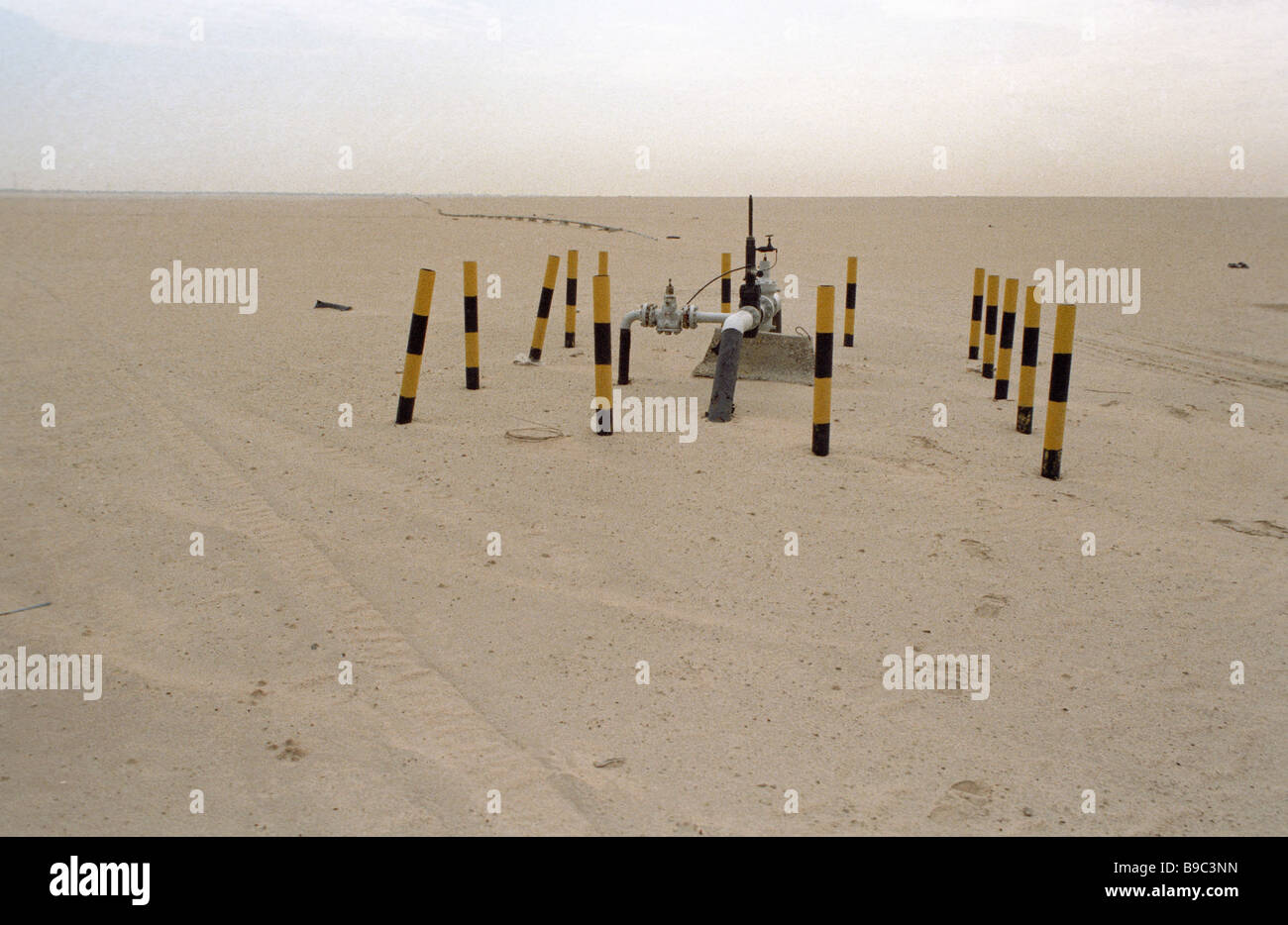 Oil rig in the dessert Stock Photo - Alamy
