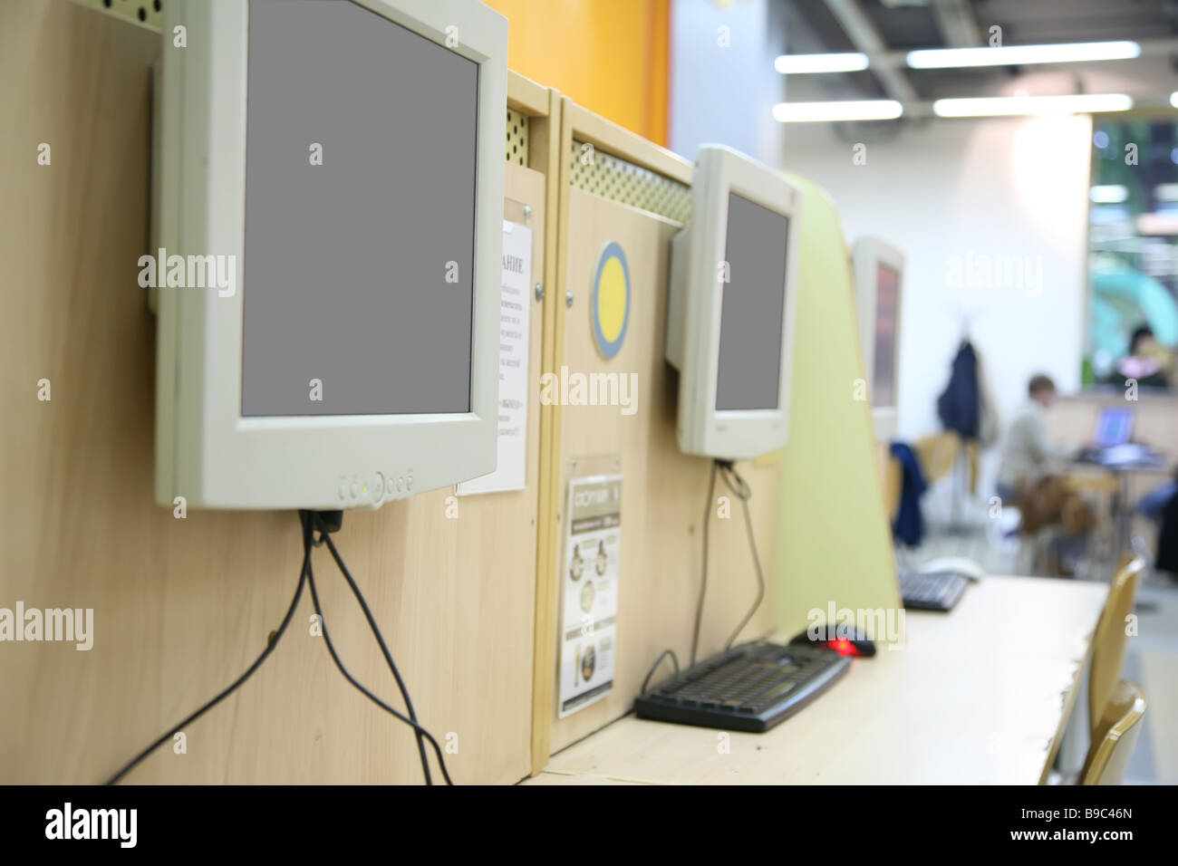 Monitors in internet cafe hi-res stock photography and images - Alamy