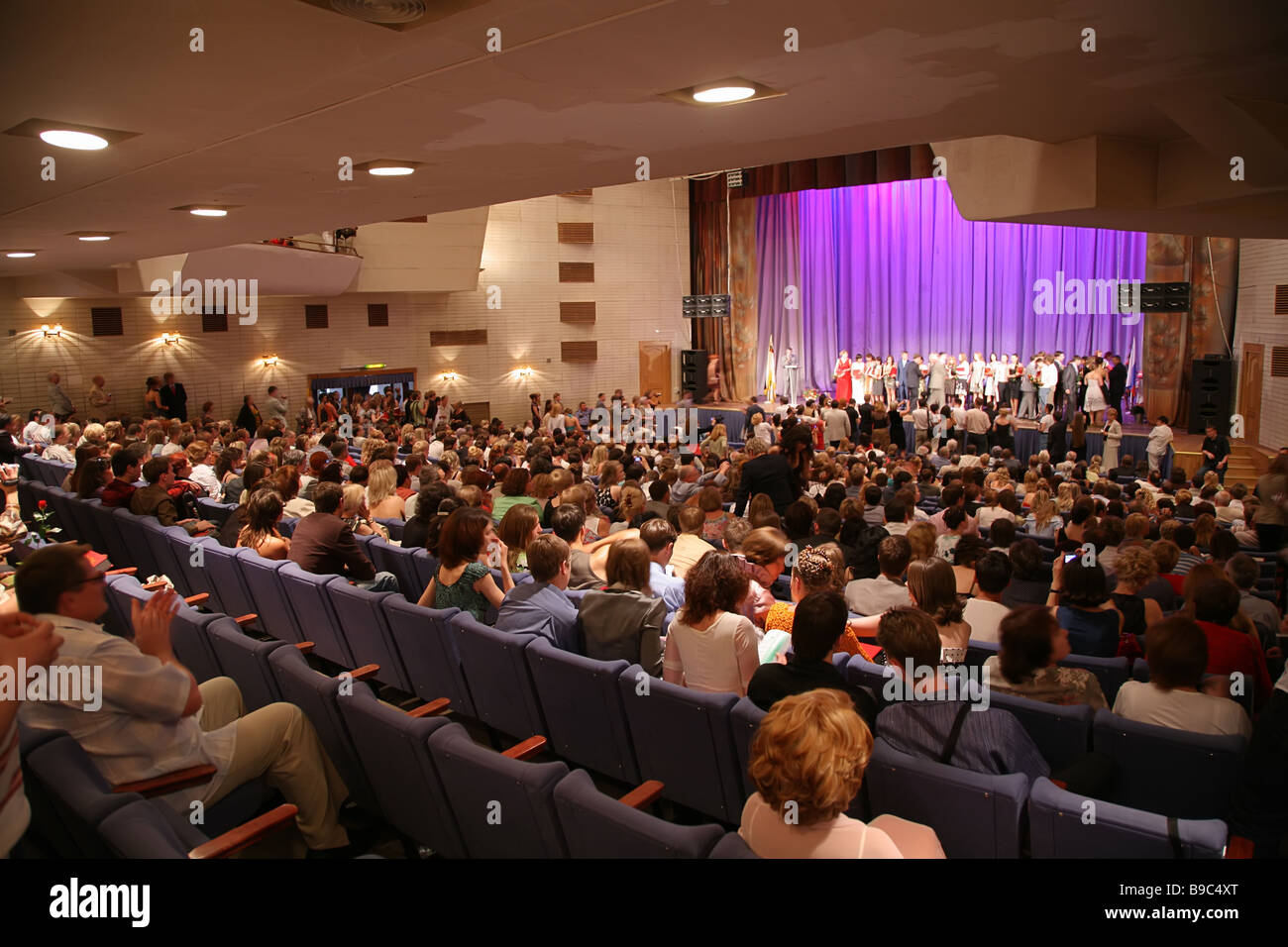 Concert crowd in hall hi-res stock photography and images - Alamy