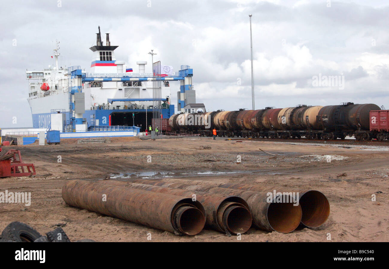 Loading coal and liquid fuel for military units onto the Baltiisk ...