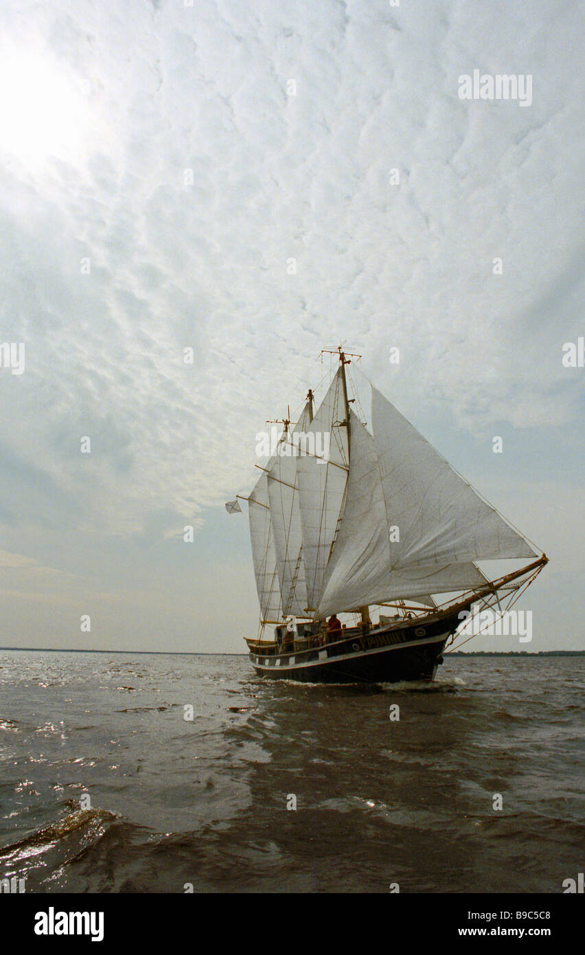 The Grumant yacht ploughing the White Sea Stock Photo - Alamy