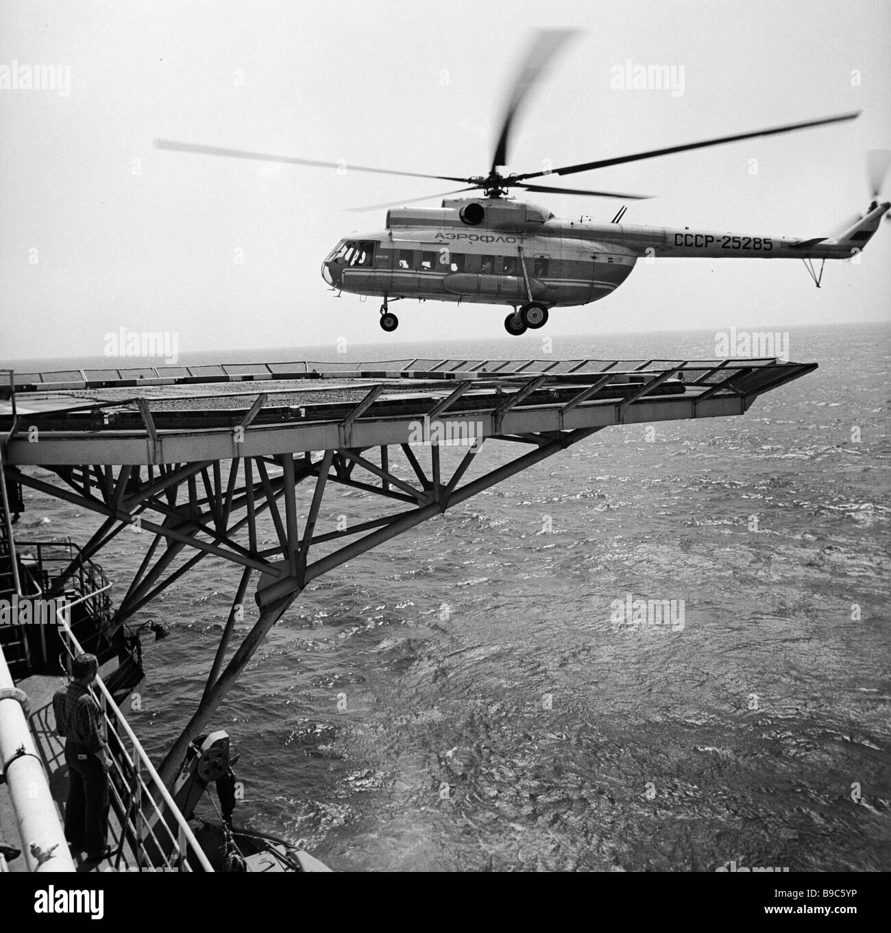 Helicopter landing on boring installation platform Stock Photo - Alamy