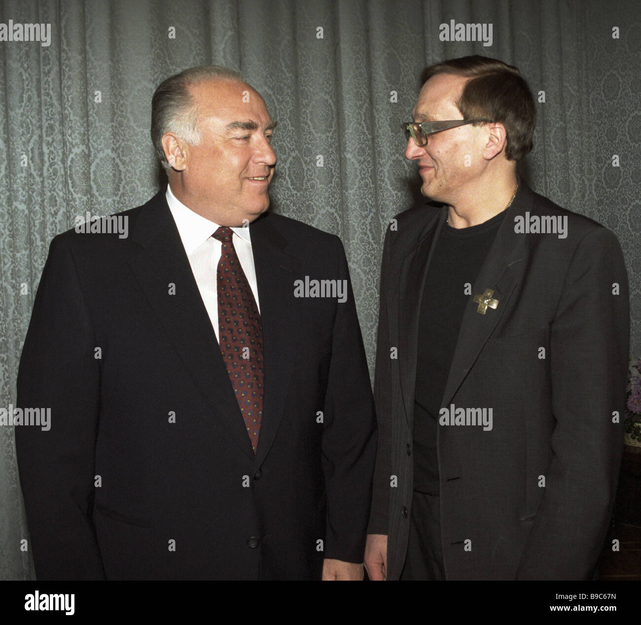 Russia s Prime Minister Viktor Chernomyrdin left receives artist ...