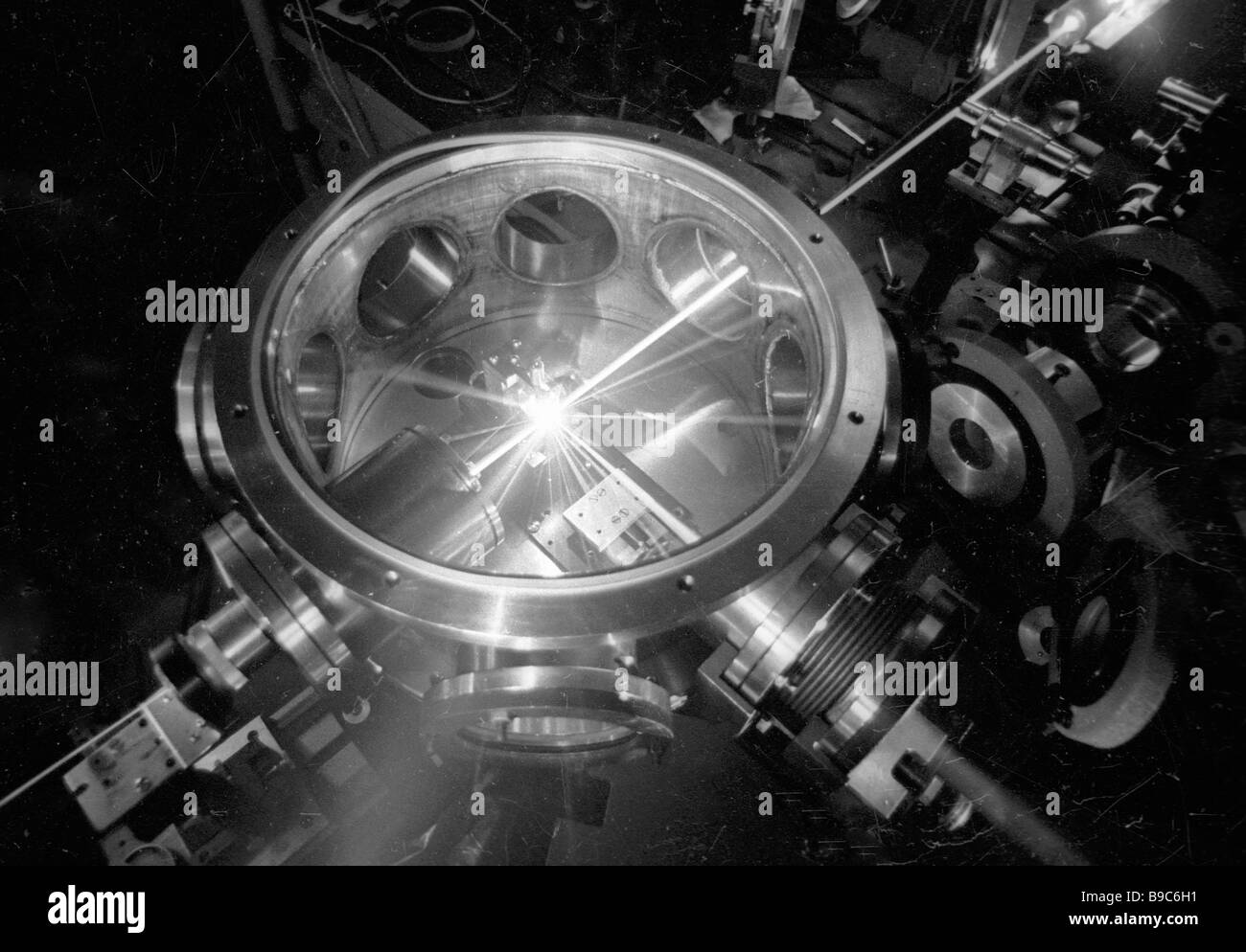 A model of a thermonuclear reactor controlled by a ray of laser at the ...