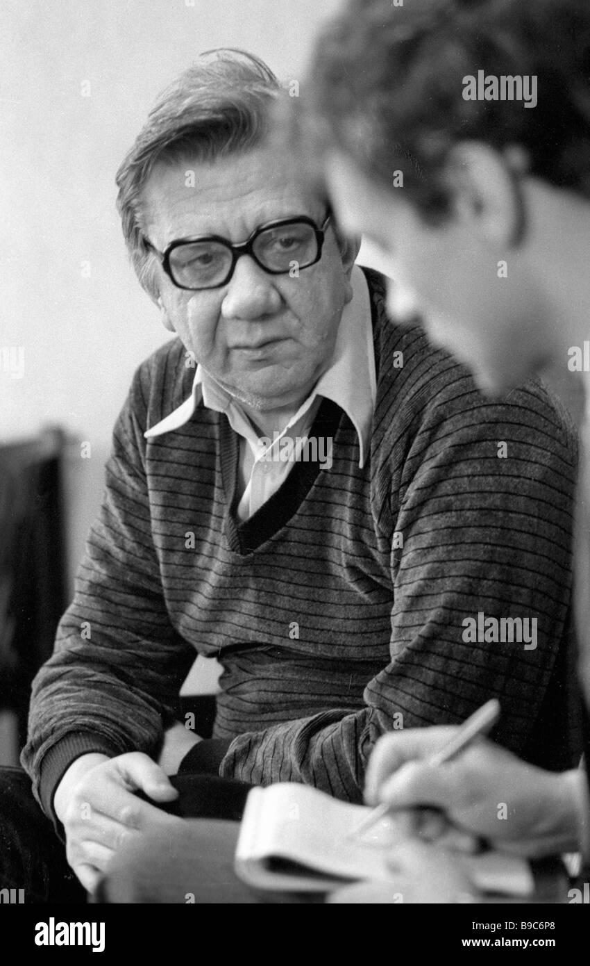 Eno Raud a storyteller left being interviewed by a journalist Stock ...