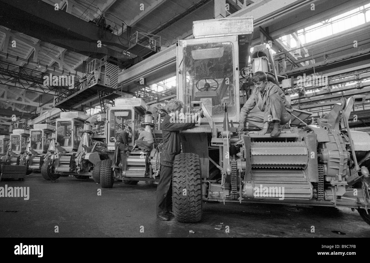 Workers at the Gomselmash production group constructing KSK 100 self ...