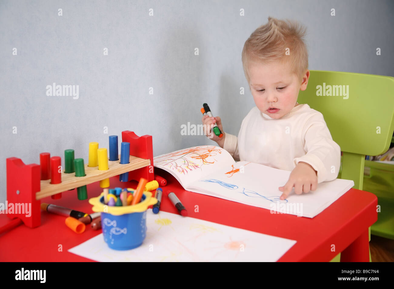 little boy drawing Stock Photo - Alamy