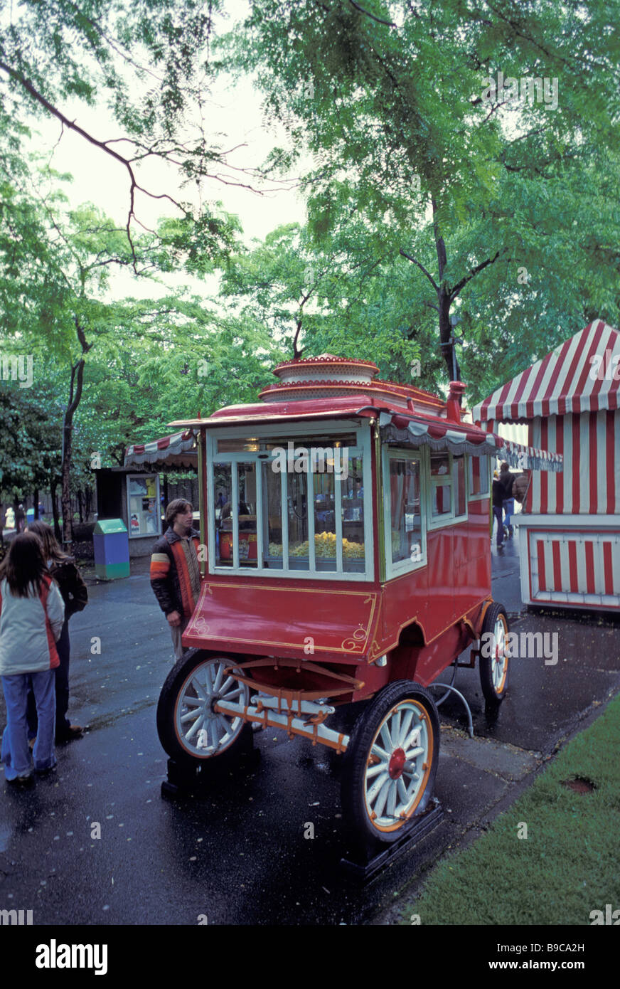 Popcorn vendor cart at fair Stock Photo - Alamy