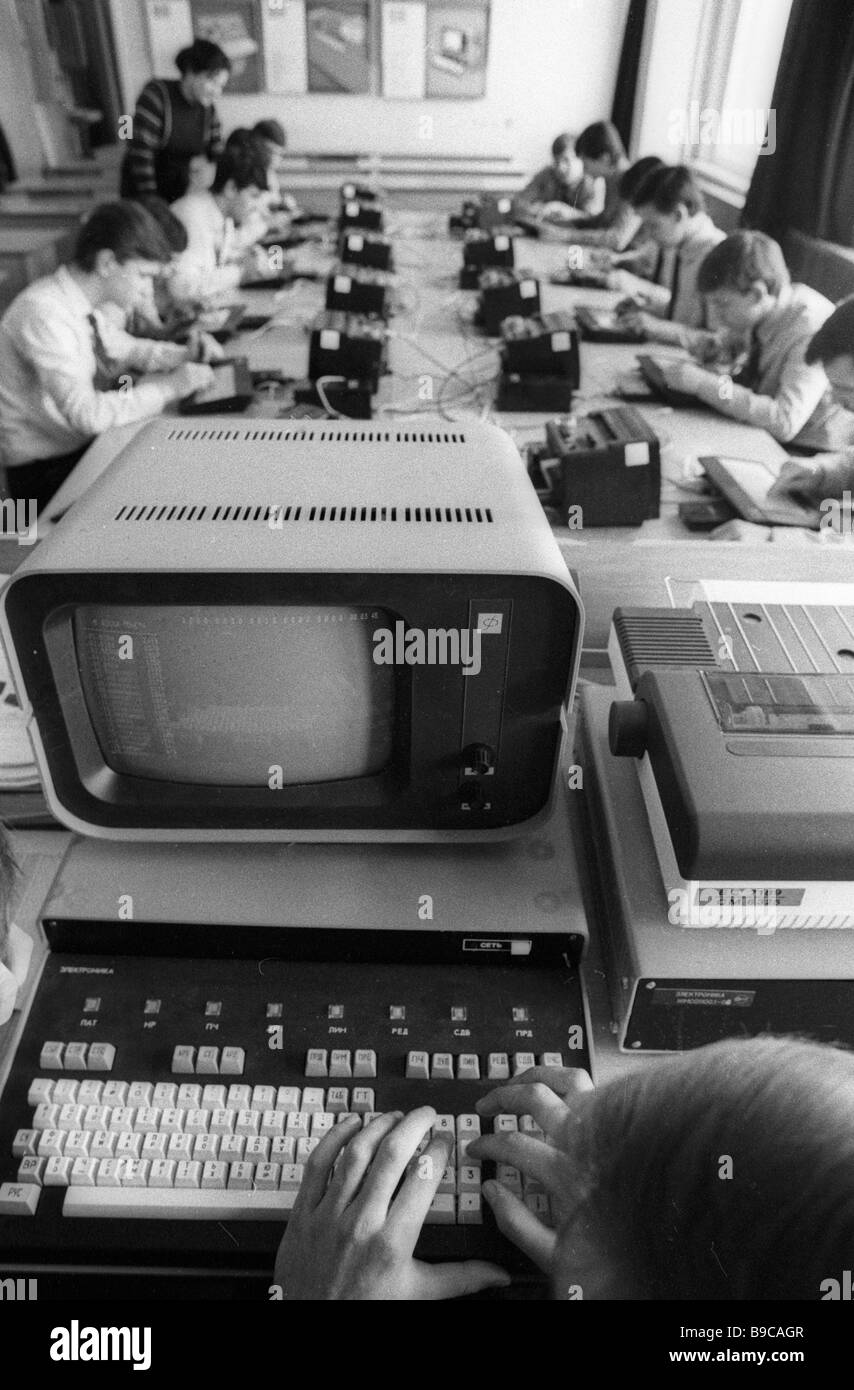 Computer classes at the No 3 vocational school Stock Photo - Alamy