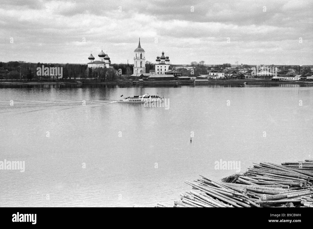 The Kargopol city viewed from Lake Lacha Stock Photo - Alamy