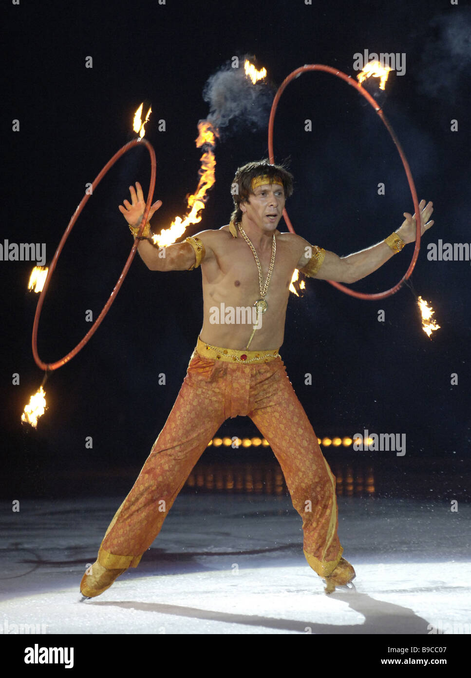 Juggler Igor Lyutikov performing at the World Extreme Ice Skating ...
