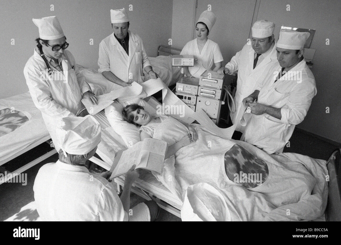 Doctors examine the patient before the kidney transplantation second ...