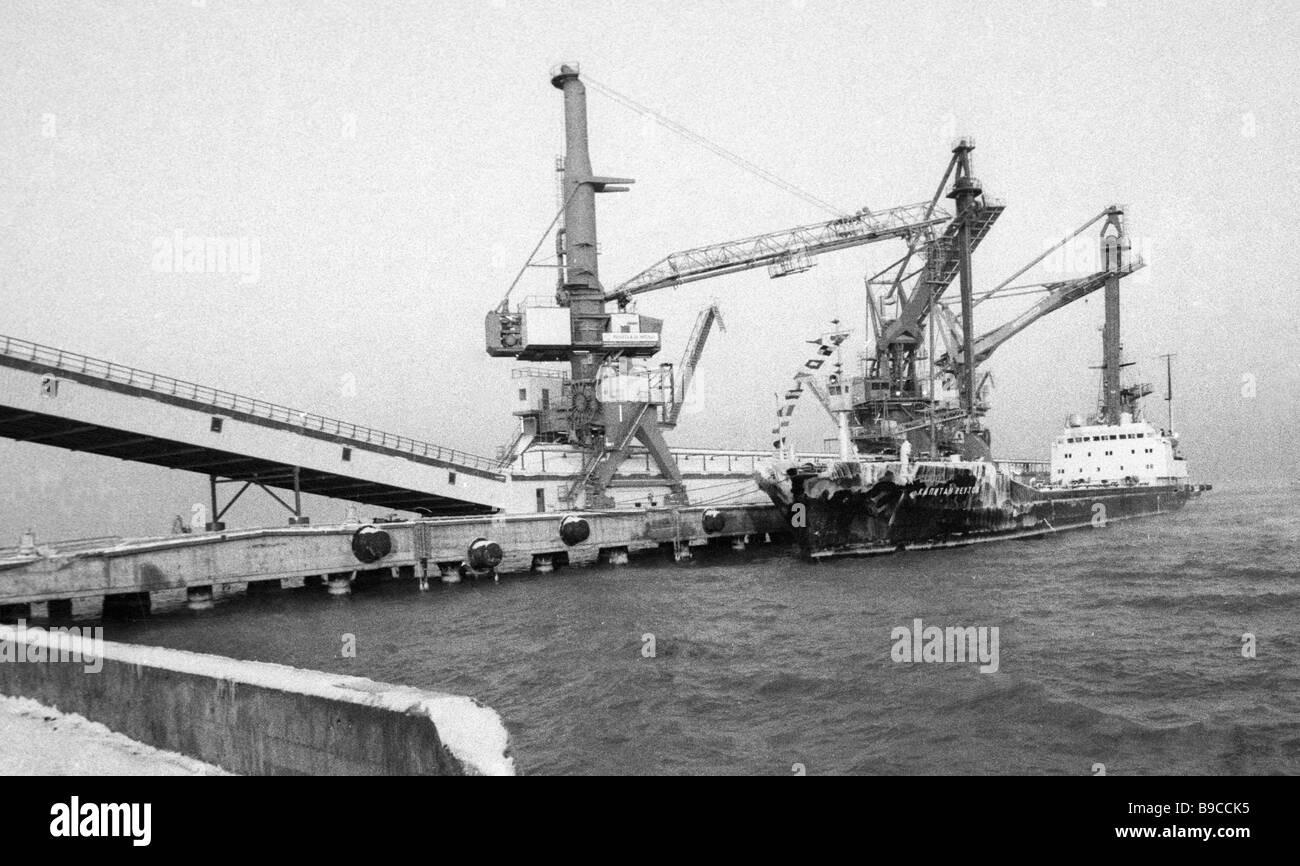 Offloading a ship in the Novotallinn port Stock Photo - Alamy