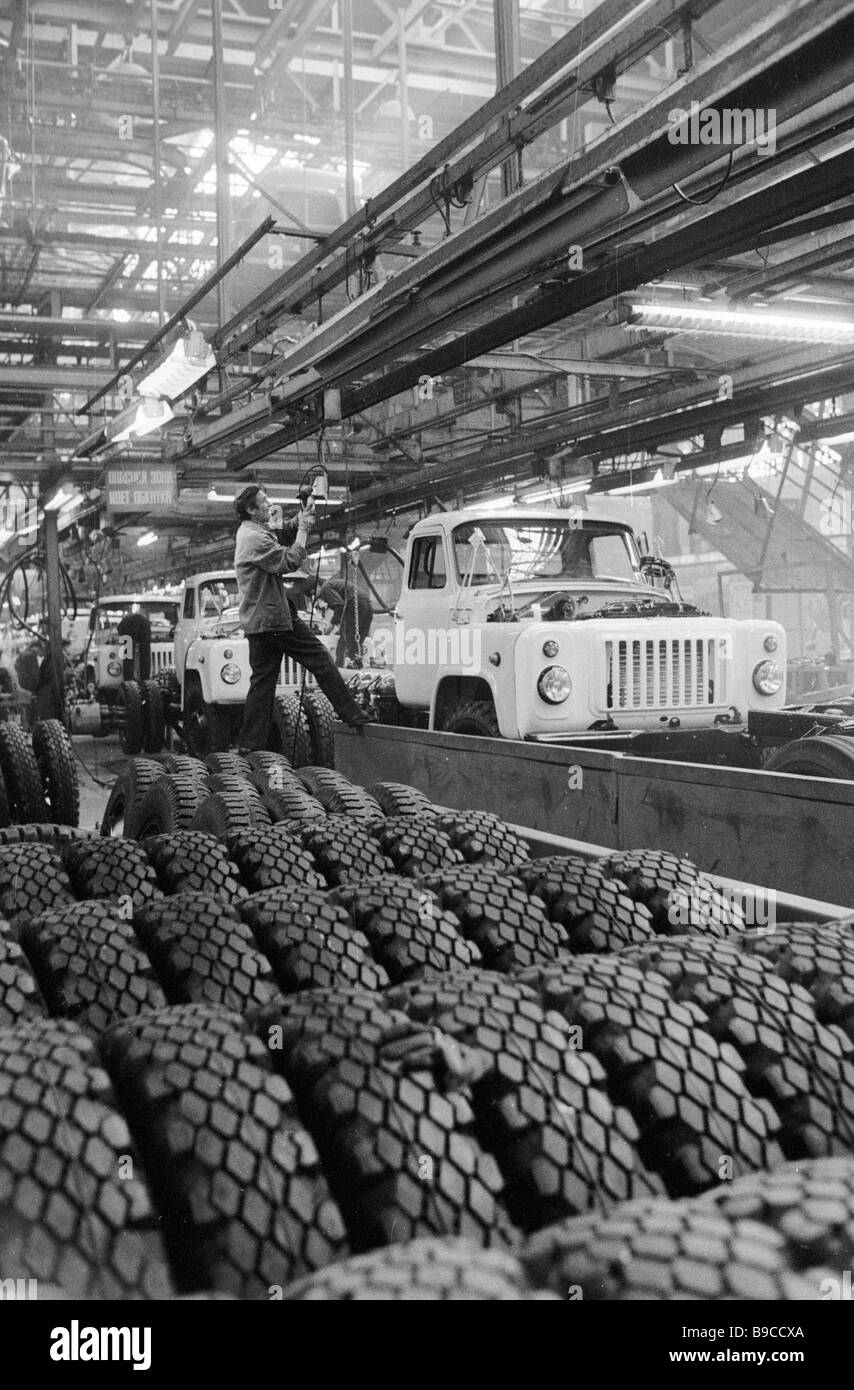 Truck on the assembly line Gorky Car Factory GAZ Stock Photo - Alamy