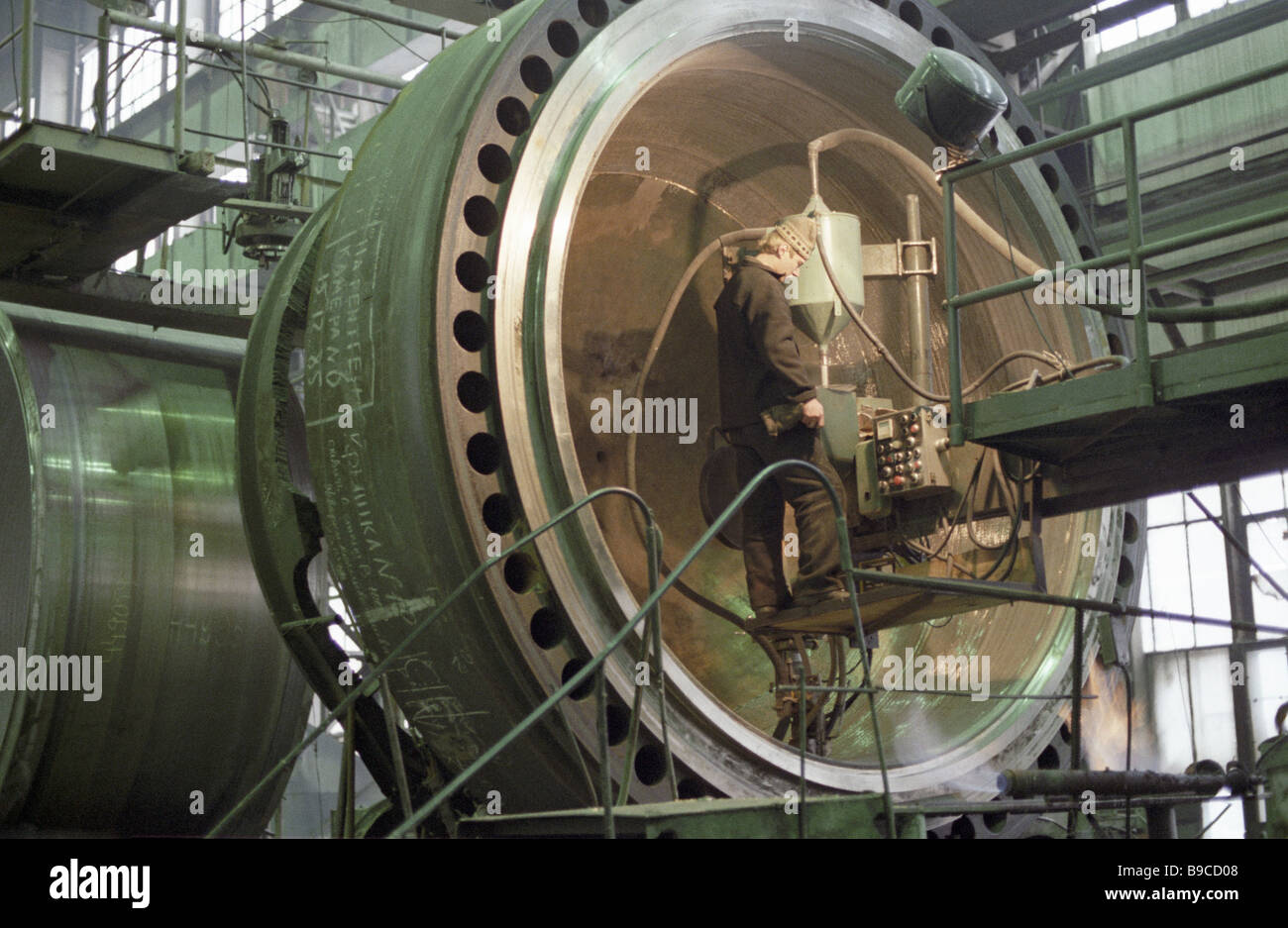Surfacing of inner surface of lid of top unit of nuclear power plant s ...