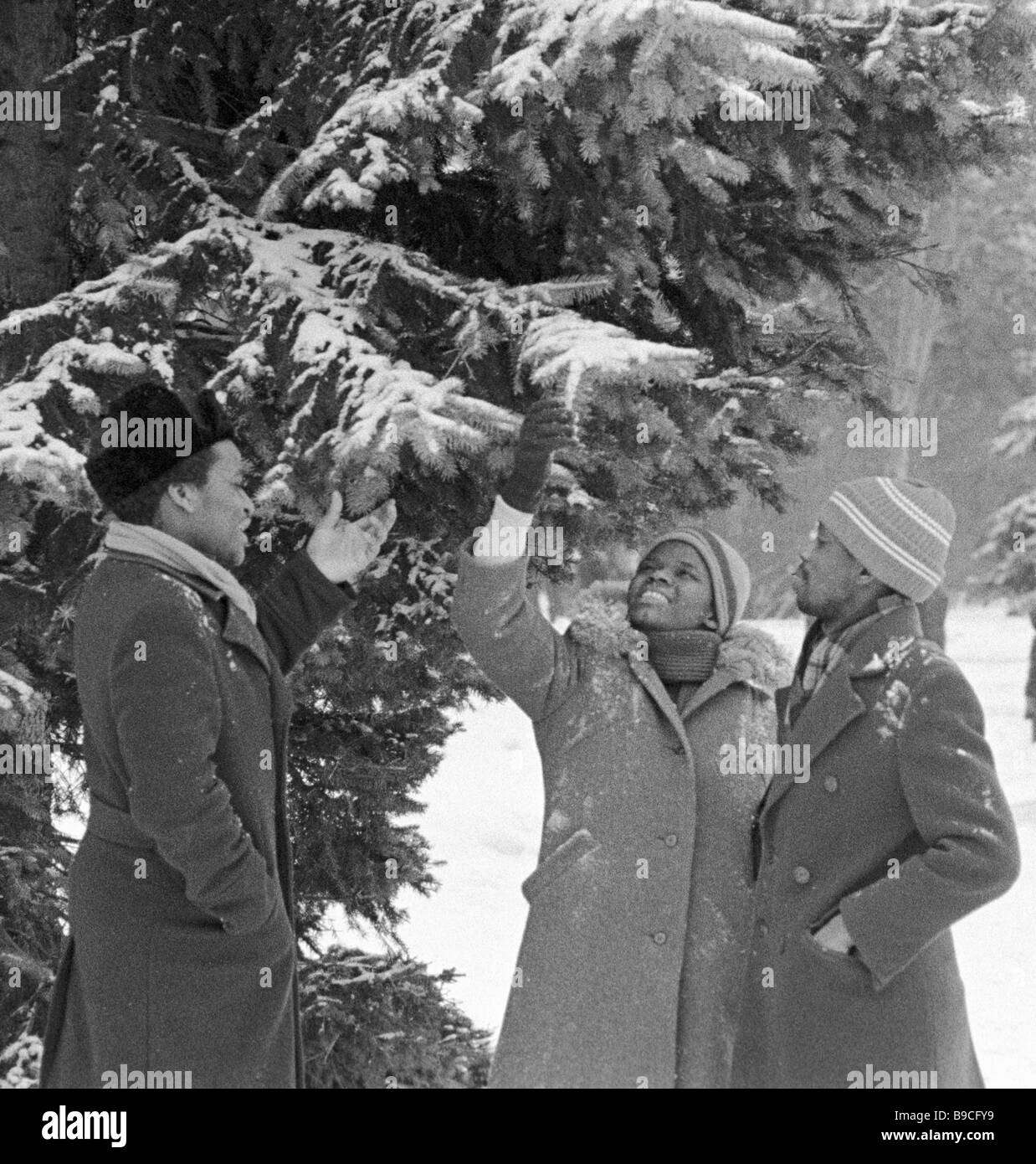 Students from Zimbabwe in one of Kiev parks in winter Stock Photo - Alamy