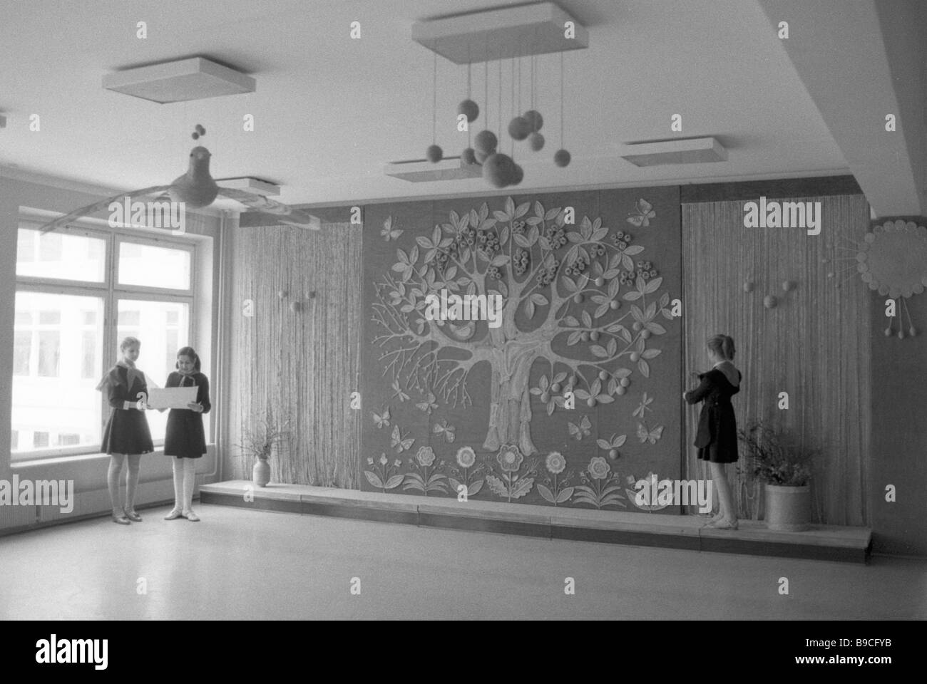 School Under Tree High Resolution Stock Photography and Images - Alamy