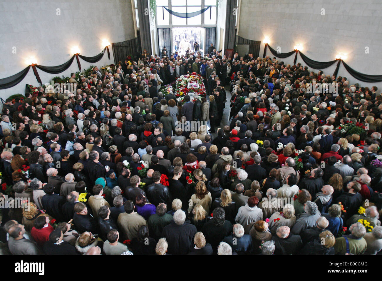 Bereaved Muscovites gather at the Troyekurovskoye Cemetery in Moscow ...