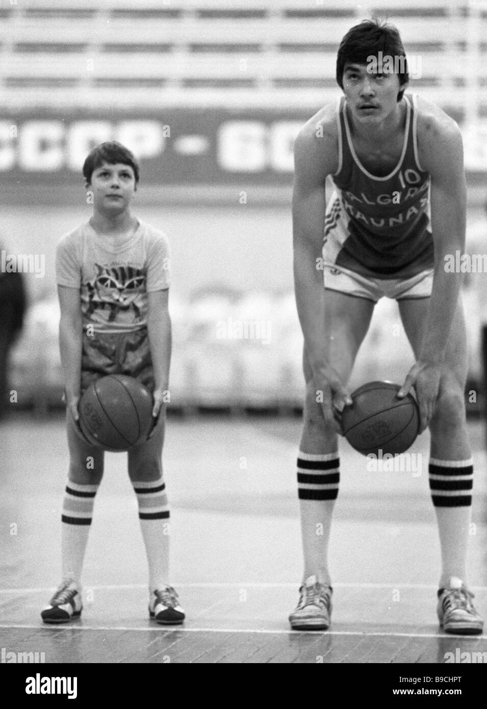 The Soviet national basketball team s player Arvidas Sabonis right ...
