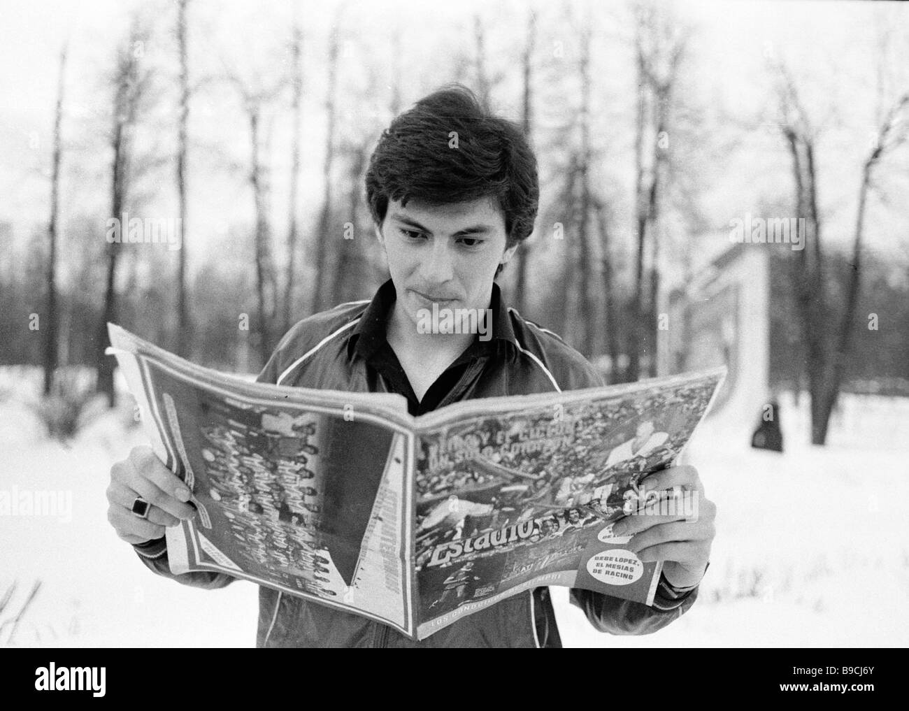 Renat Dasayev Soviet national soccer team goalkeeper reads a magazine ...