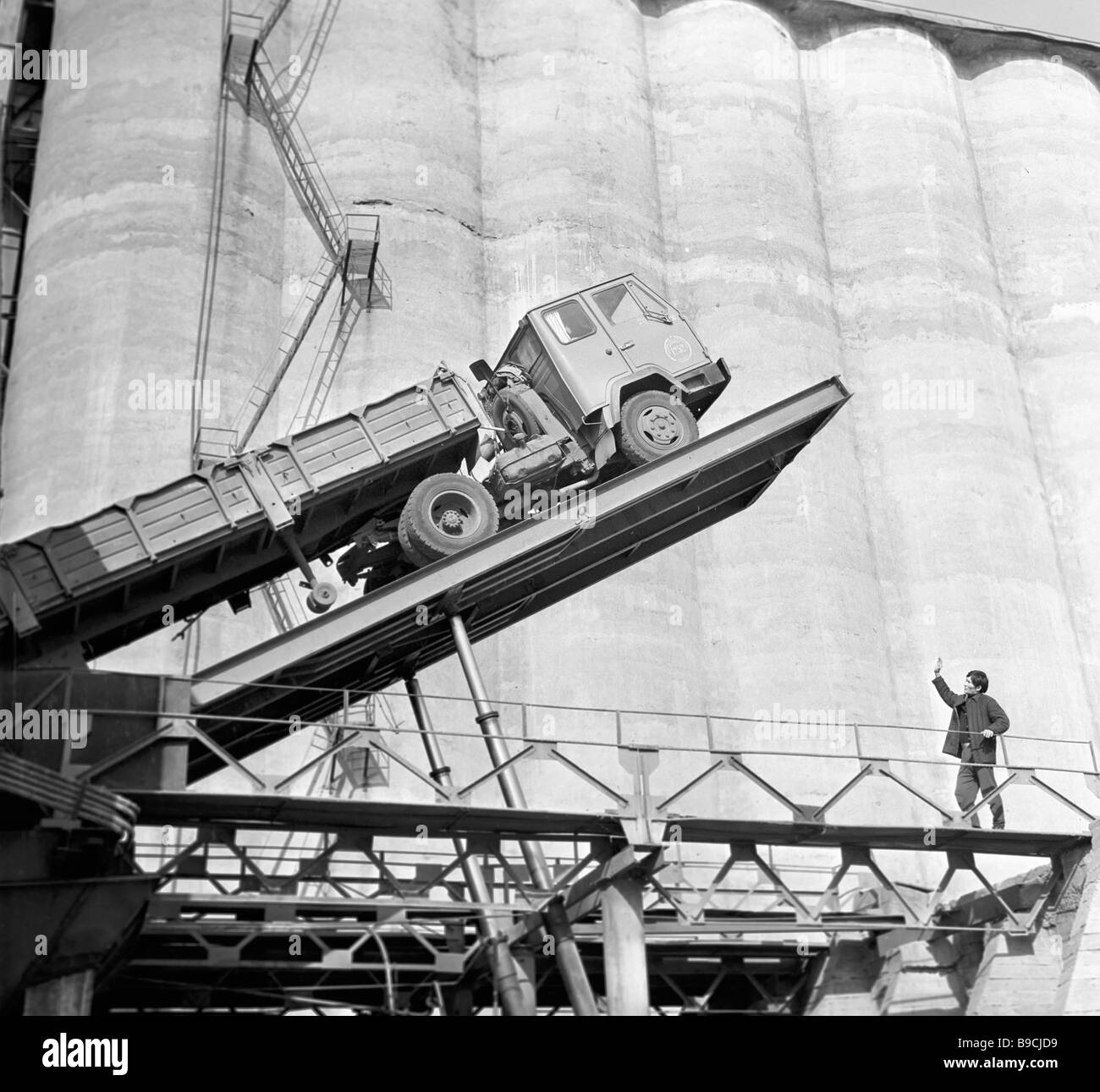 Truck Unloading Grain High Resolution Stock Photography and Images - Alamy