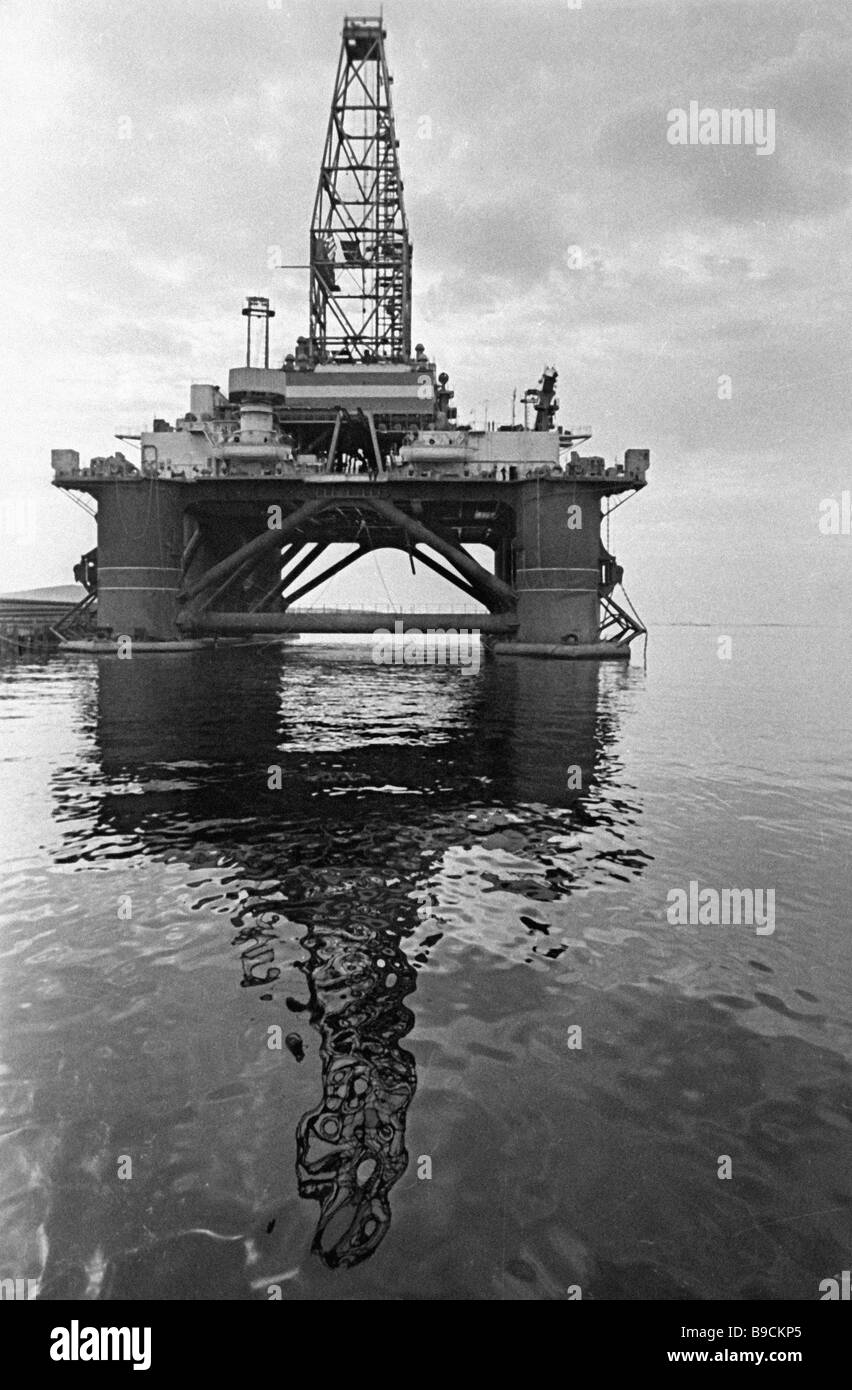 Semi submerged Shelf floating drilling platform Stock Photo - Alamy