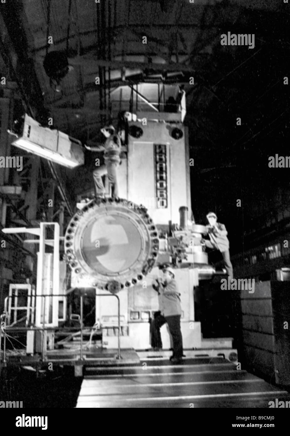 Workers at the Ivanovo Heavy Machine Tool Plant assembling a machine ...