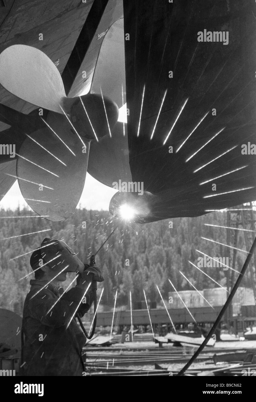 The anglesmith working under the bottom of the ship at the Osetrovskaya ...