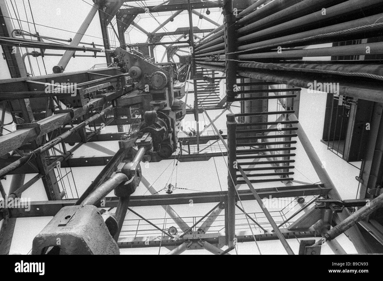 Shelf 3 floating oil rig Stock Photo - Alamy