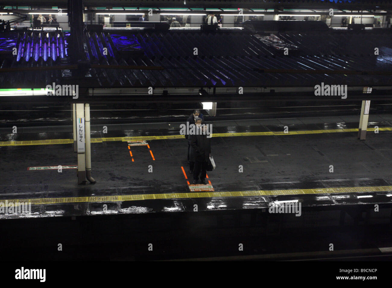 people queuing on a japanese train platform Stock Photo - Alamy
