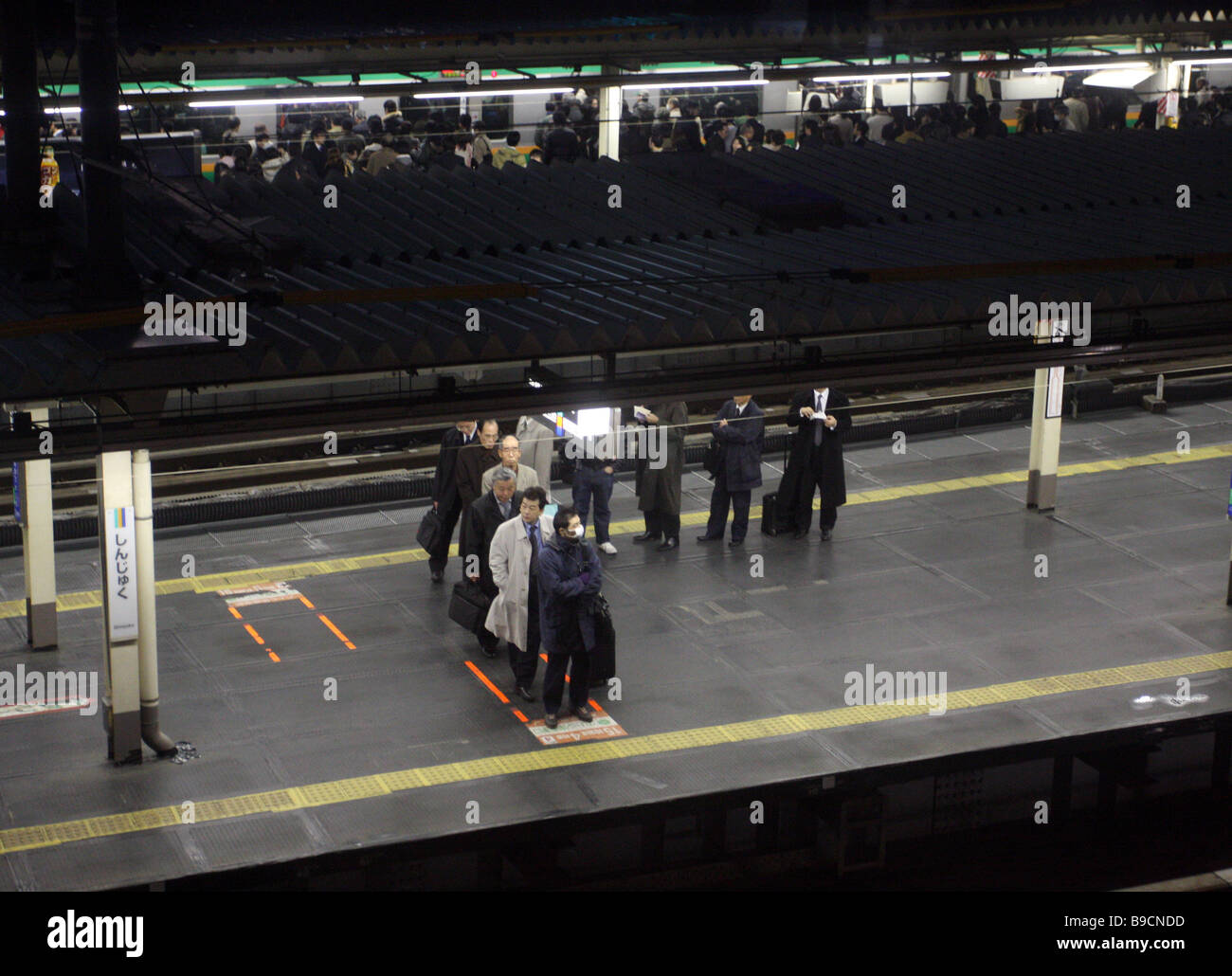 Japanese train platform hi-res stock photography and images - Alamy