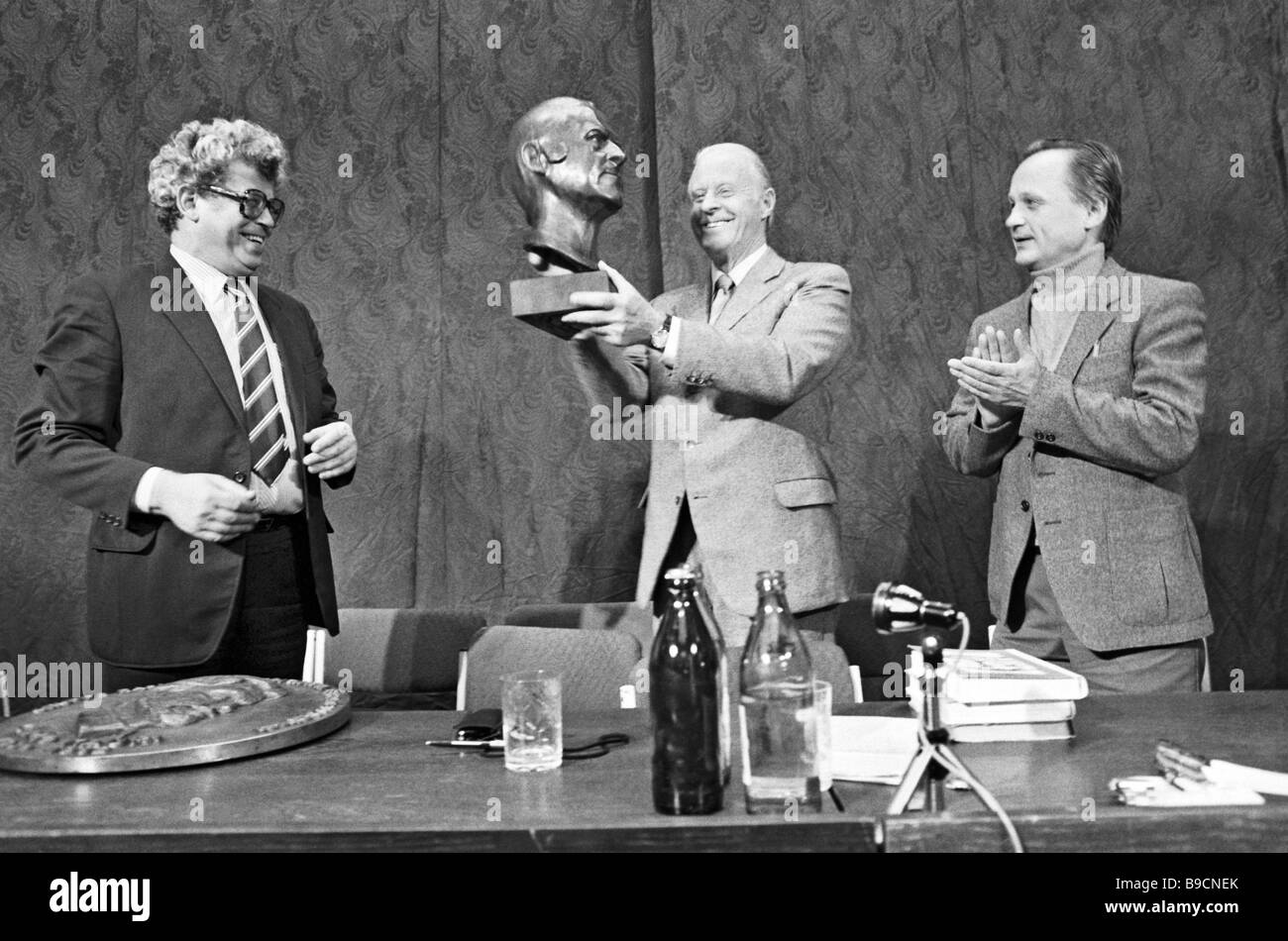 Famous Norwegian explorer and writer Thor Heyerdal center handling his ...