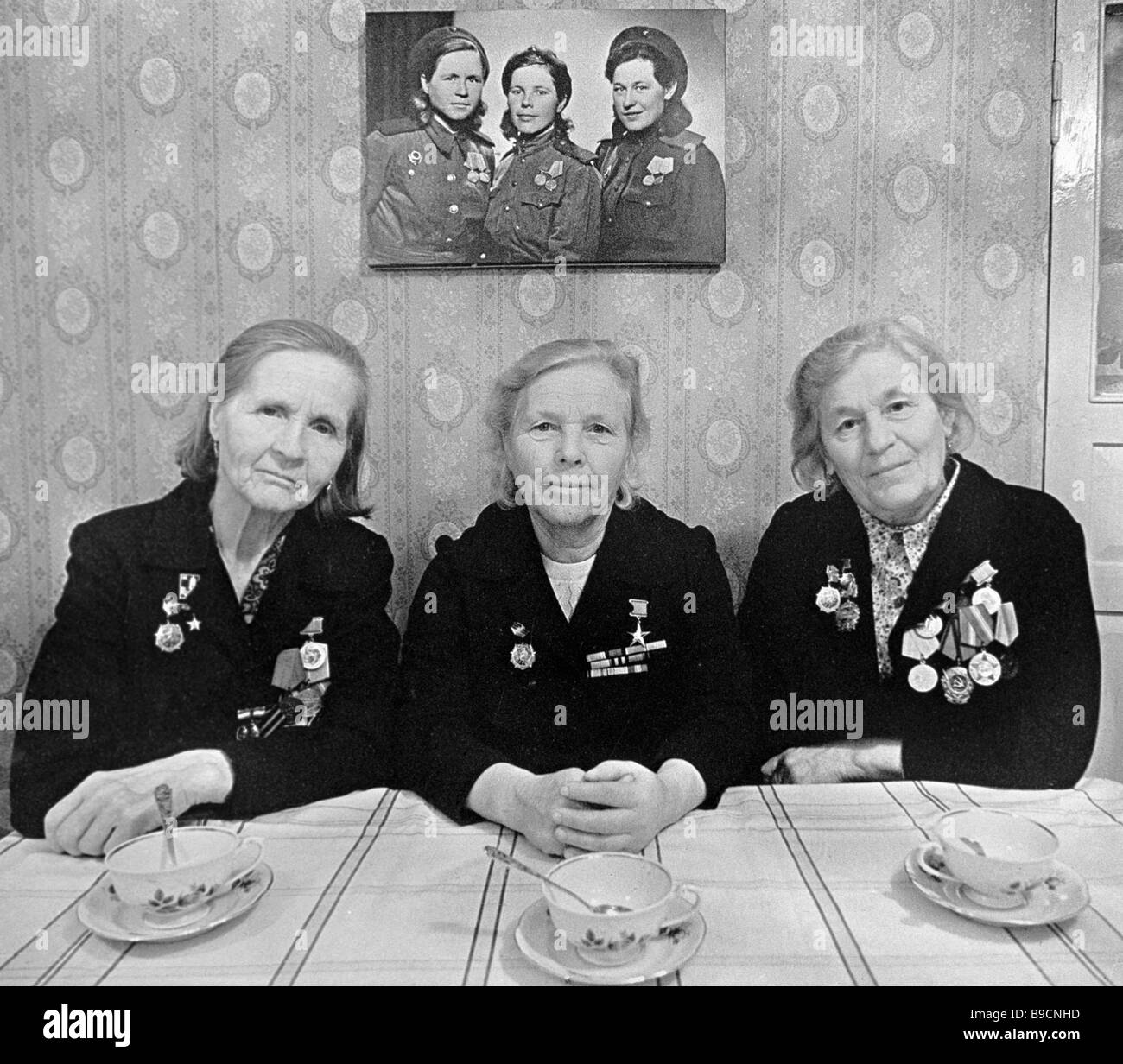 War veterans companions in arms Stock Photo - Alamy