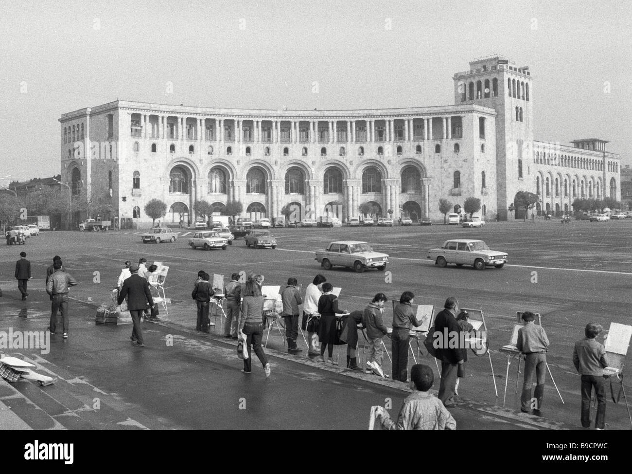 Young artists drawing in Yerevan s Lenin Square Stock Photo - Alamy