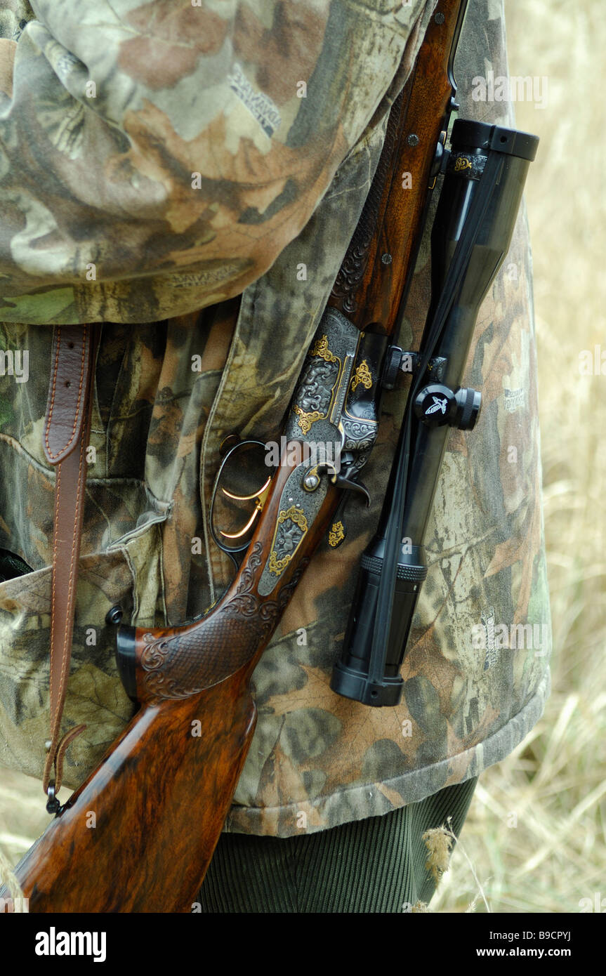 A gun hunter rifle with scope sight Stock Photo - Alamy