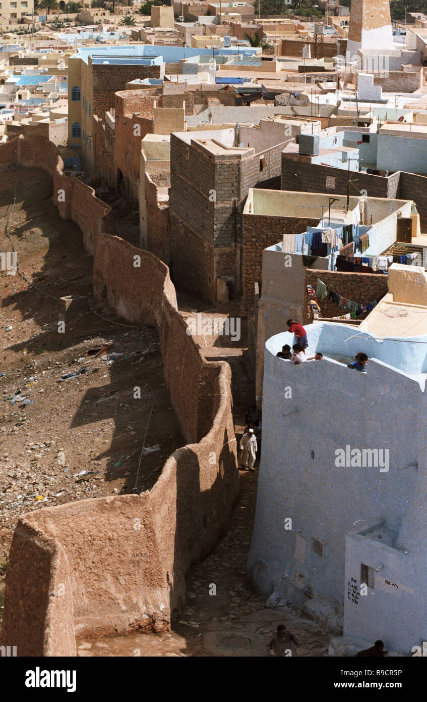 A clay wall surrounding the town Gardaya in Sahara Stock Photo - Alamy