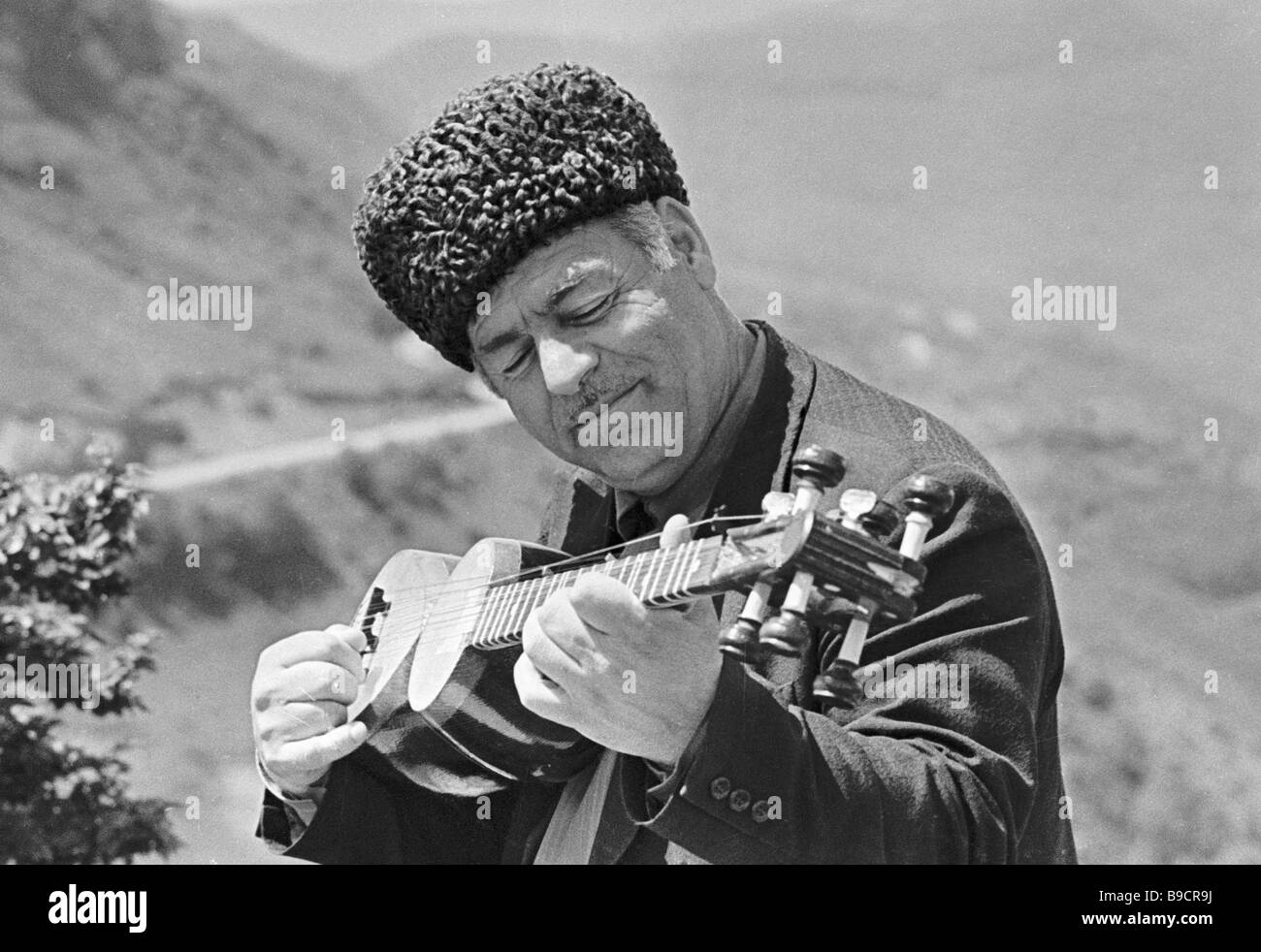An Oriental musical instrument tuner playing the tar Stock Photo - Alamy