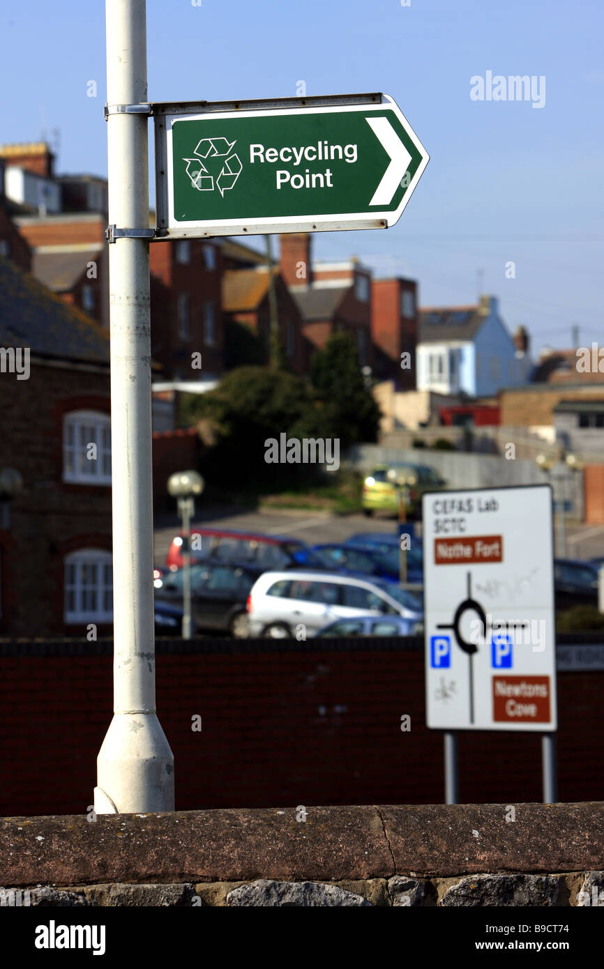 Recycling point direction signpost Stock Photo - Alamy