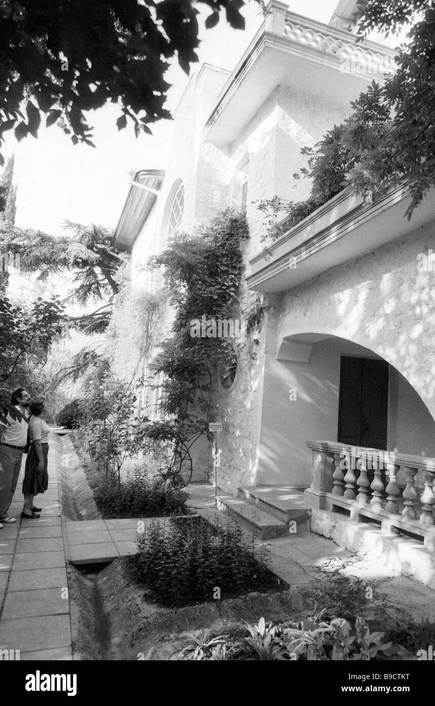 Holiday makers observing Anton Chekhov s house museum in Yalta Stock ...