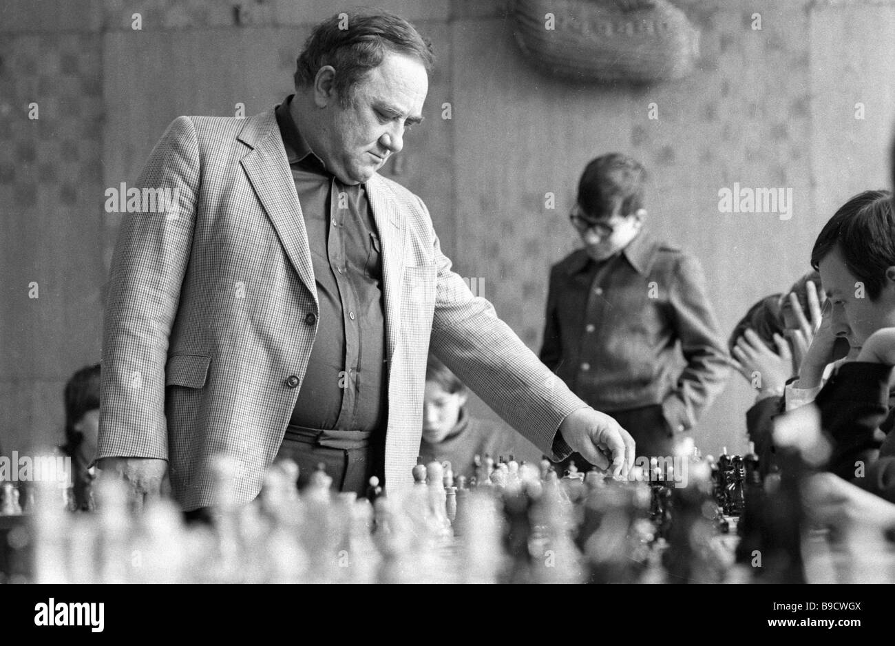 Grandmaster Yefim Geller giving a simultaneous exhibition Stock Photo ...