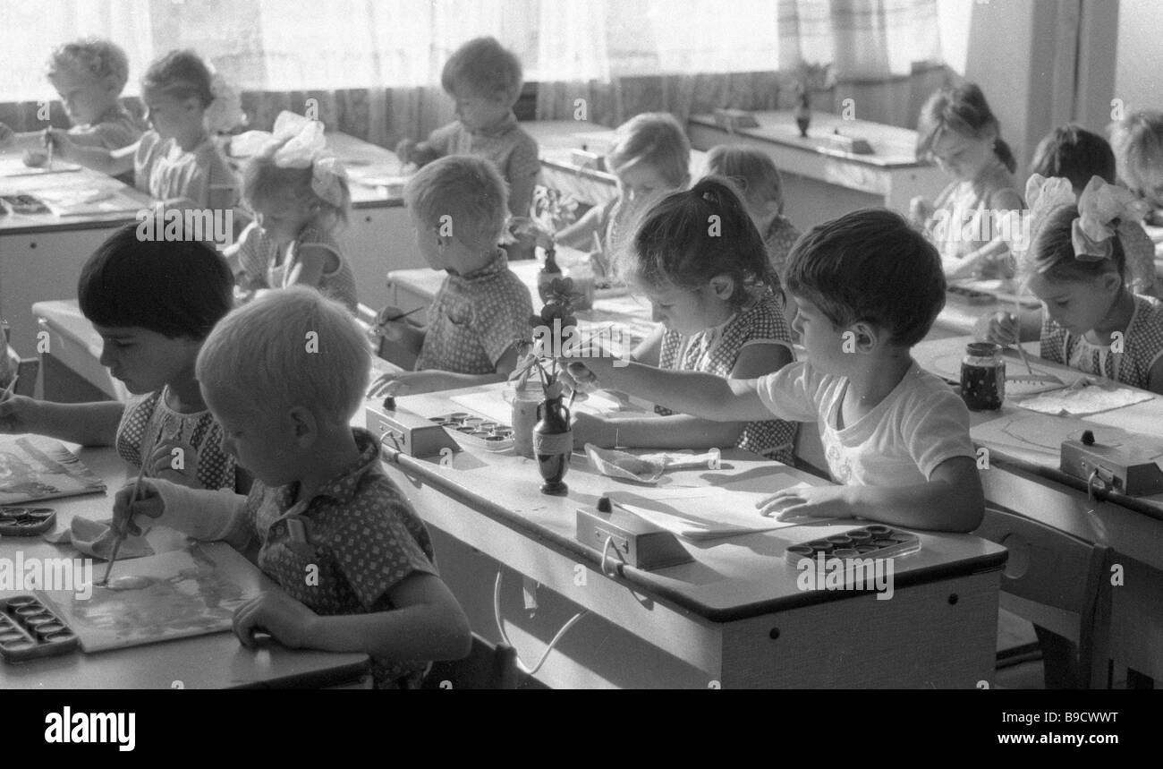 Lesson in drawing in a kindergarten Stock Photo - Alamy